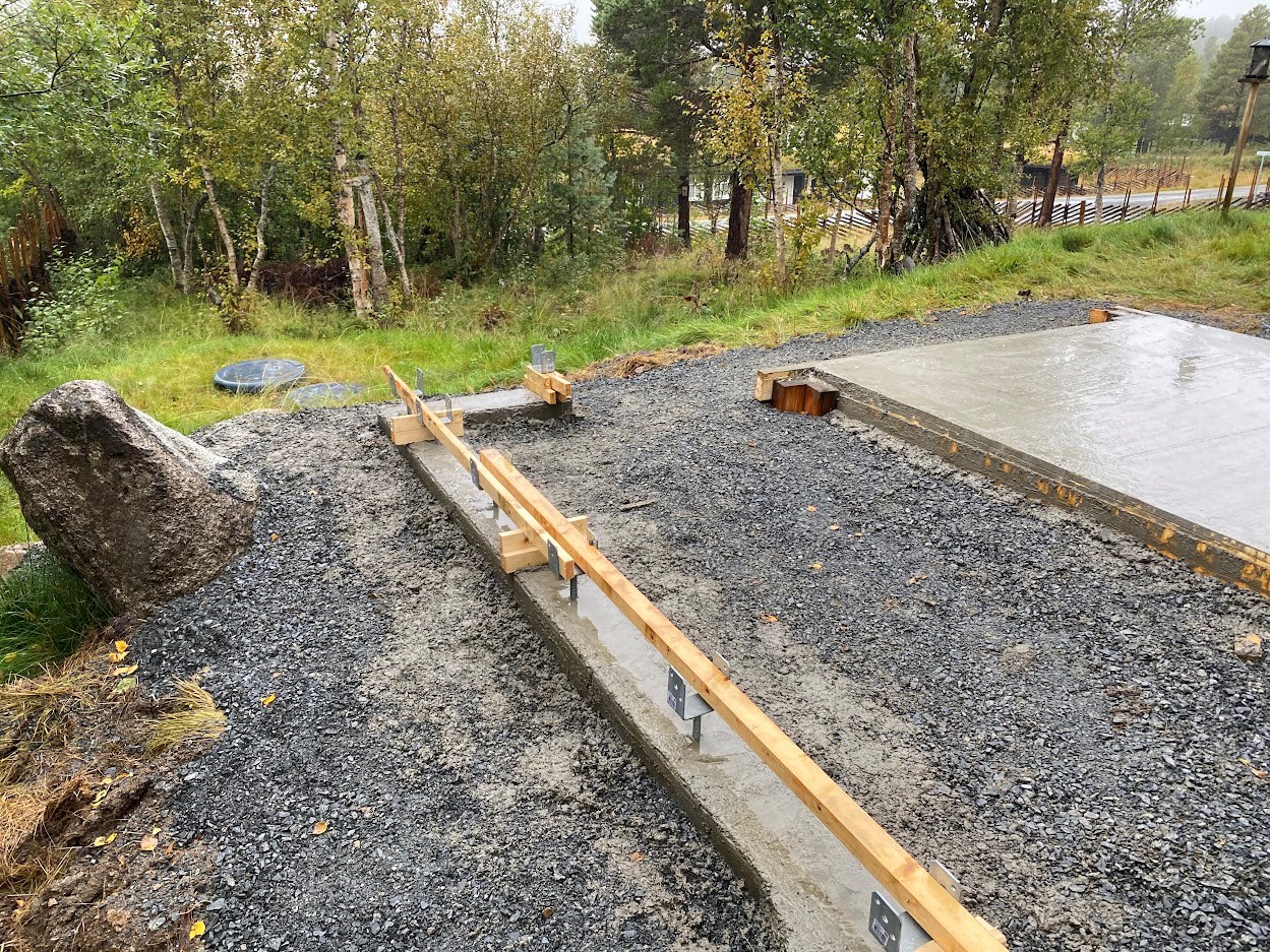 Levegg - festing av stendere i bunnsvill eller stolpesko - ByggeBolig