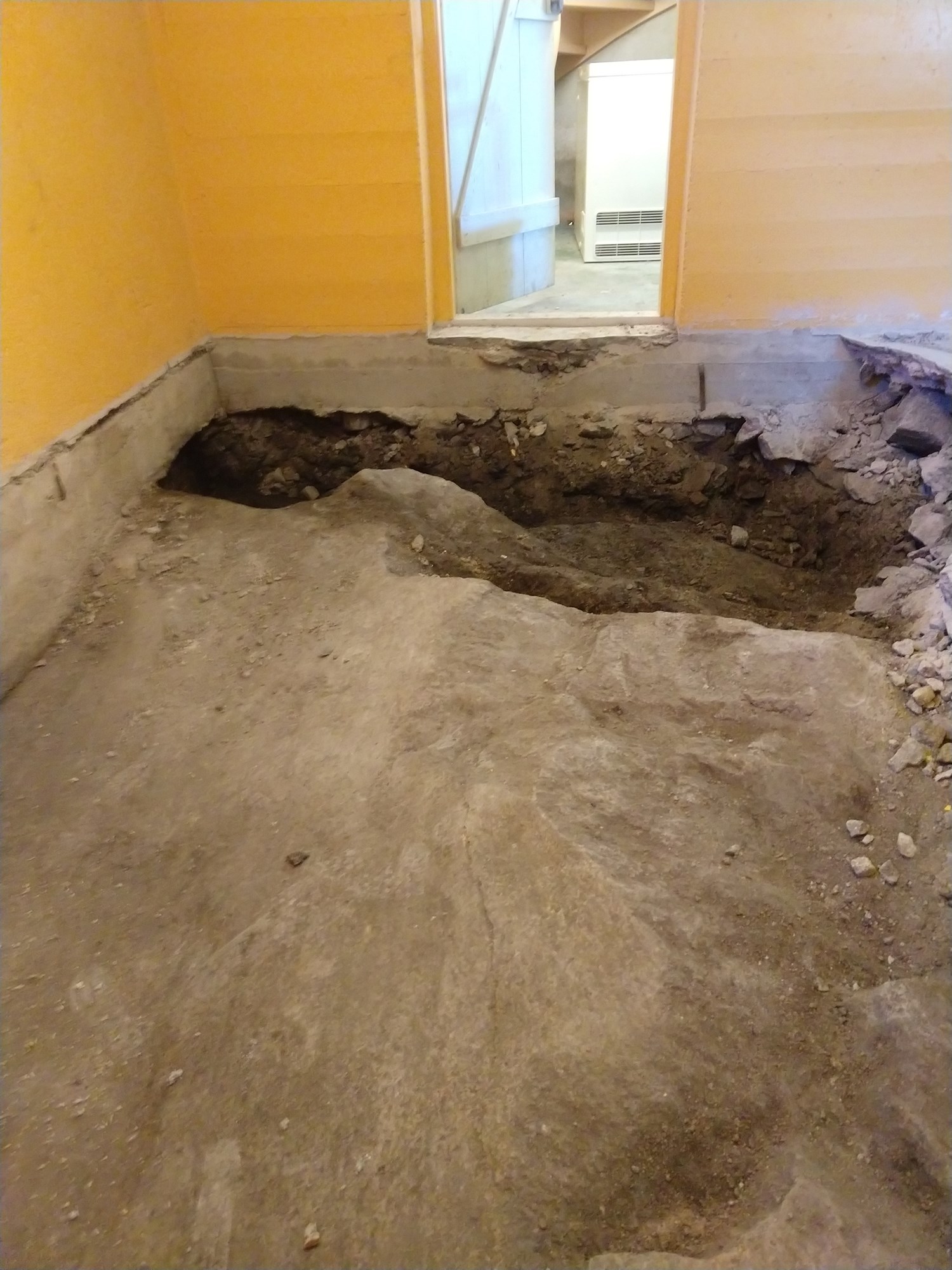 Merkelig oppbygning under gulv i kjeller, hus fra 1948 - ByggeBolig