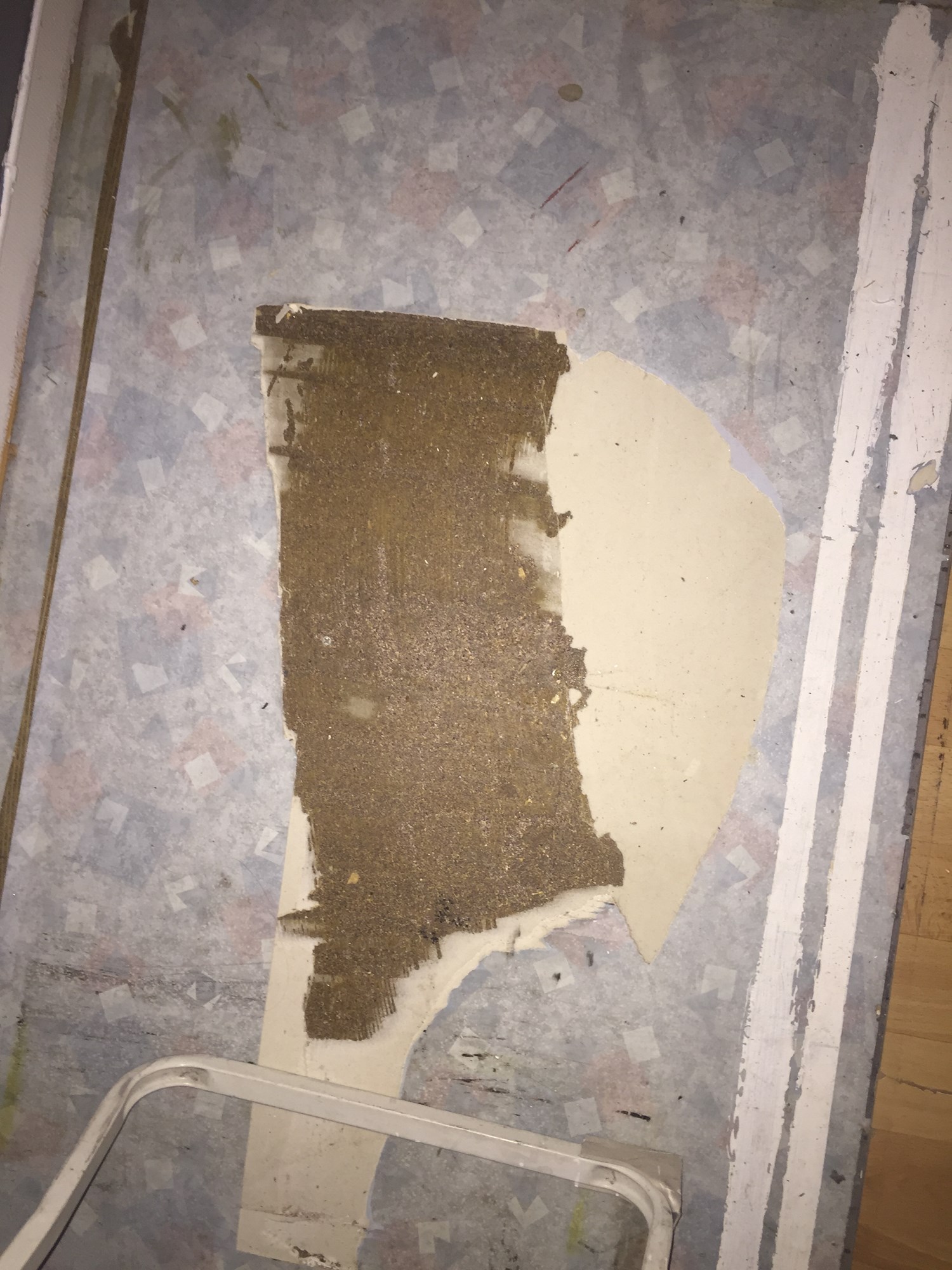 Sjekke for fukt i linoleumgulv, evt. fjerne gulvbelegg - ByggeBolig