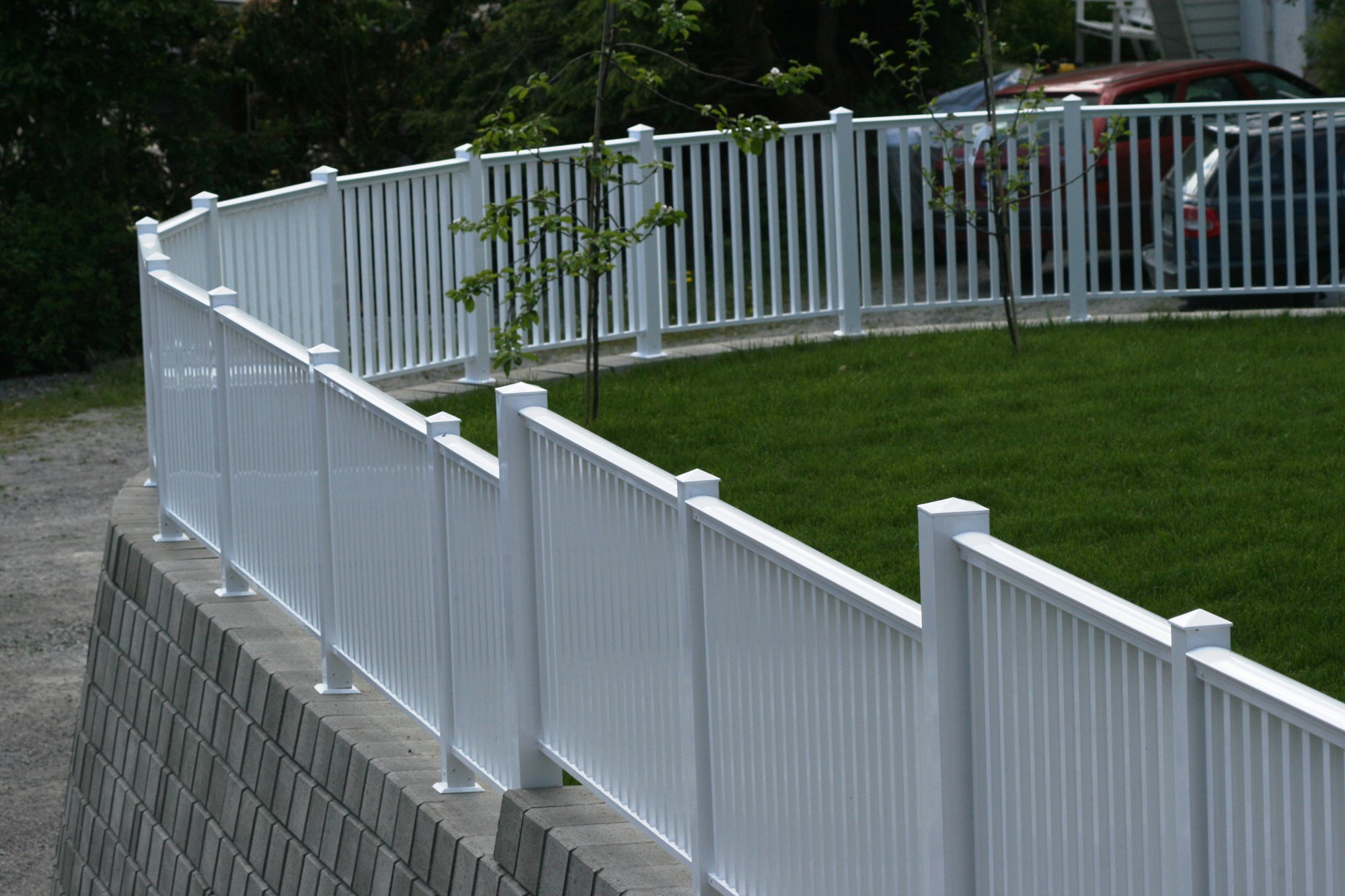 Gjerde på støttemur med sving - ByggeBolig