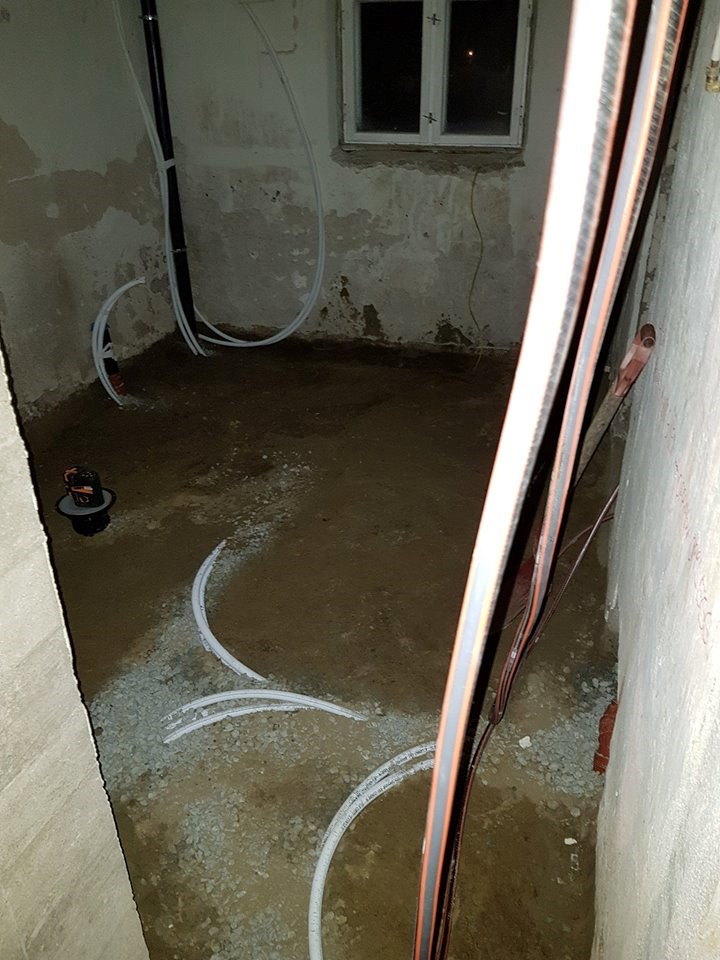 Har vert folk her å skjert ut betong gulv i kjeller. Skal støpe nytt ...