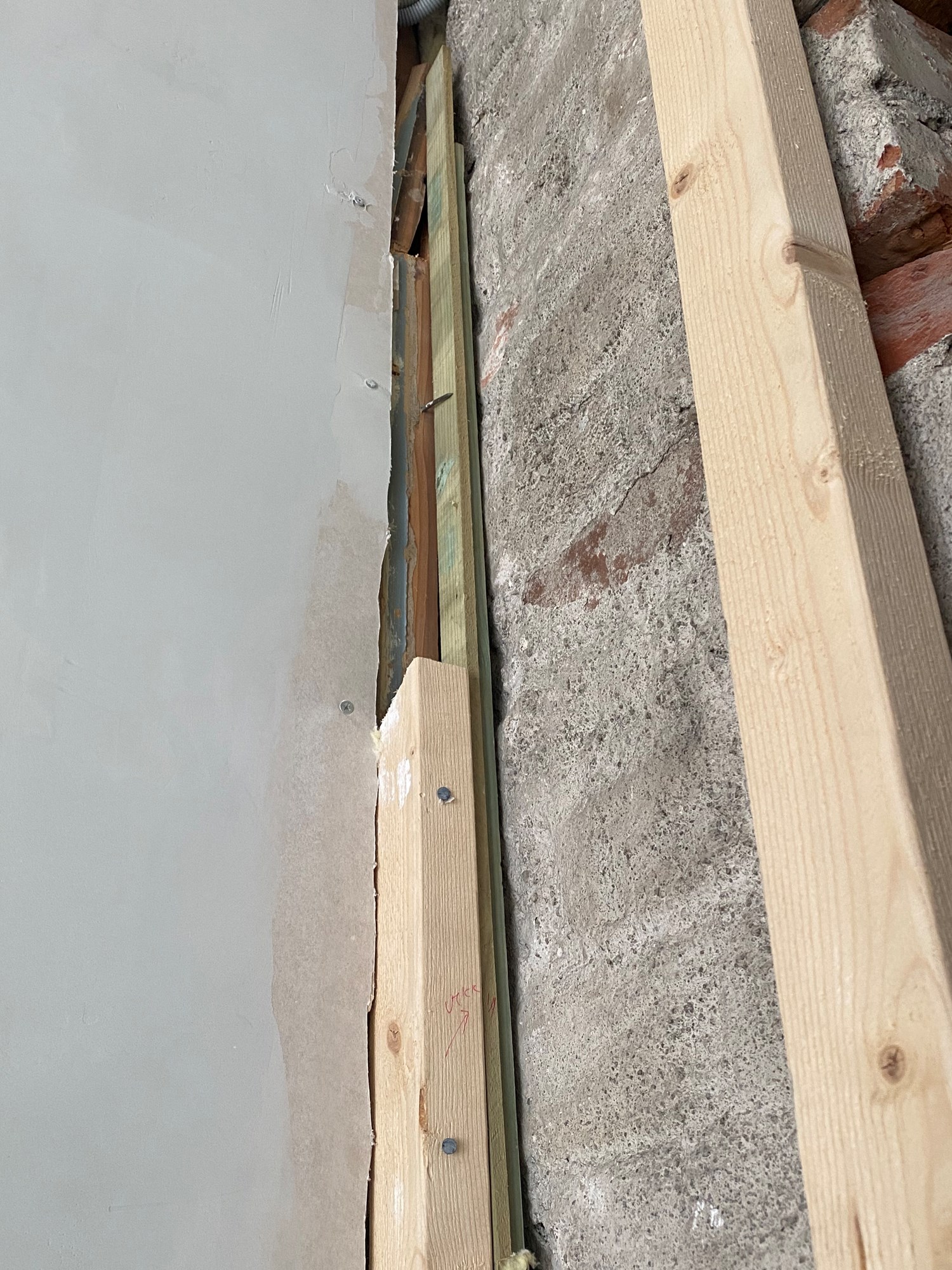 Er det OK å bruke impregnert treverk inne? som støtte mellom stender ...