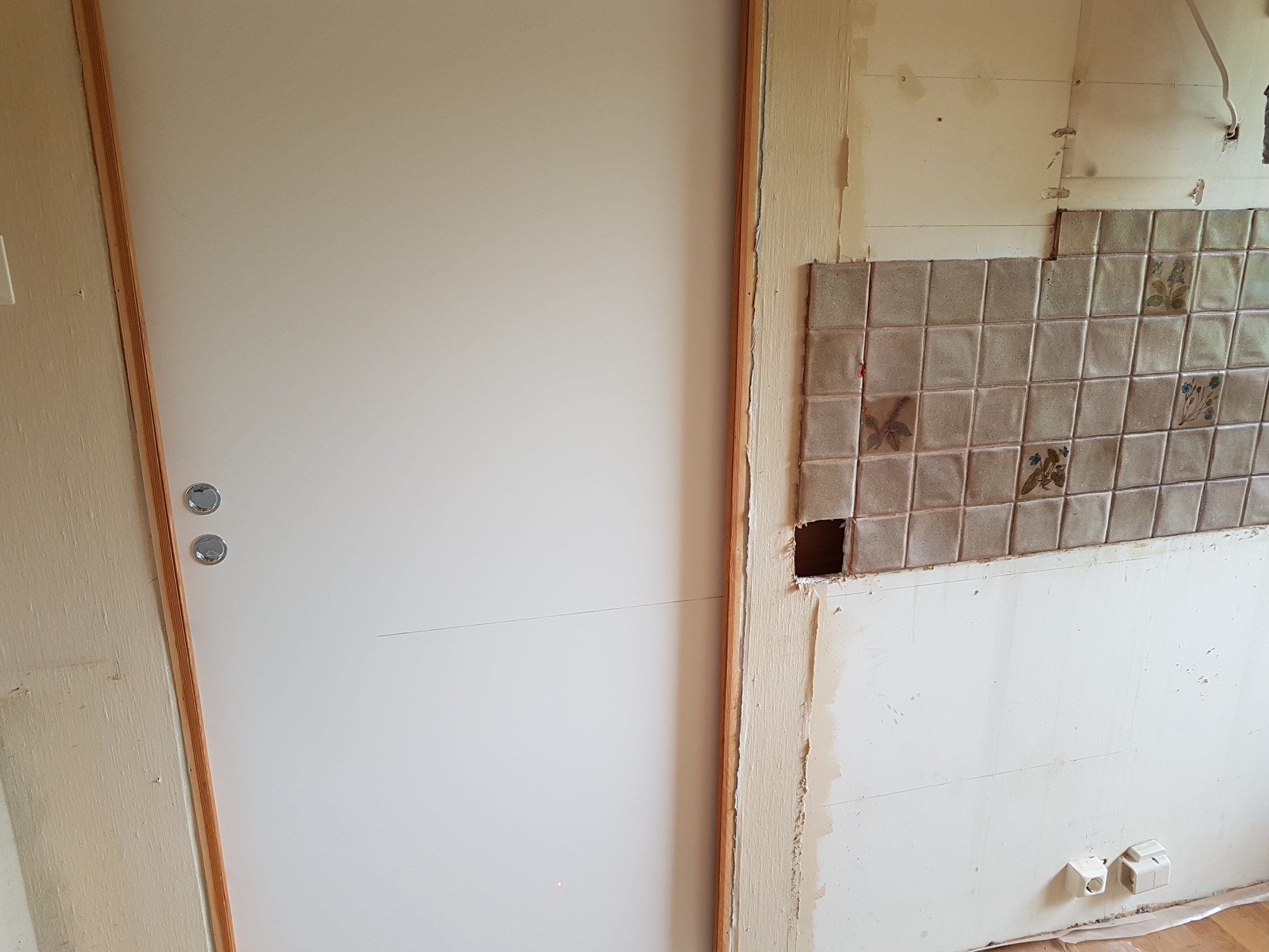 Fjerne fliser på gips vegg i kjøkkenet - ByggeBolig