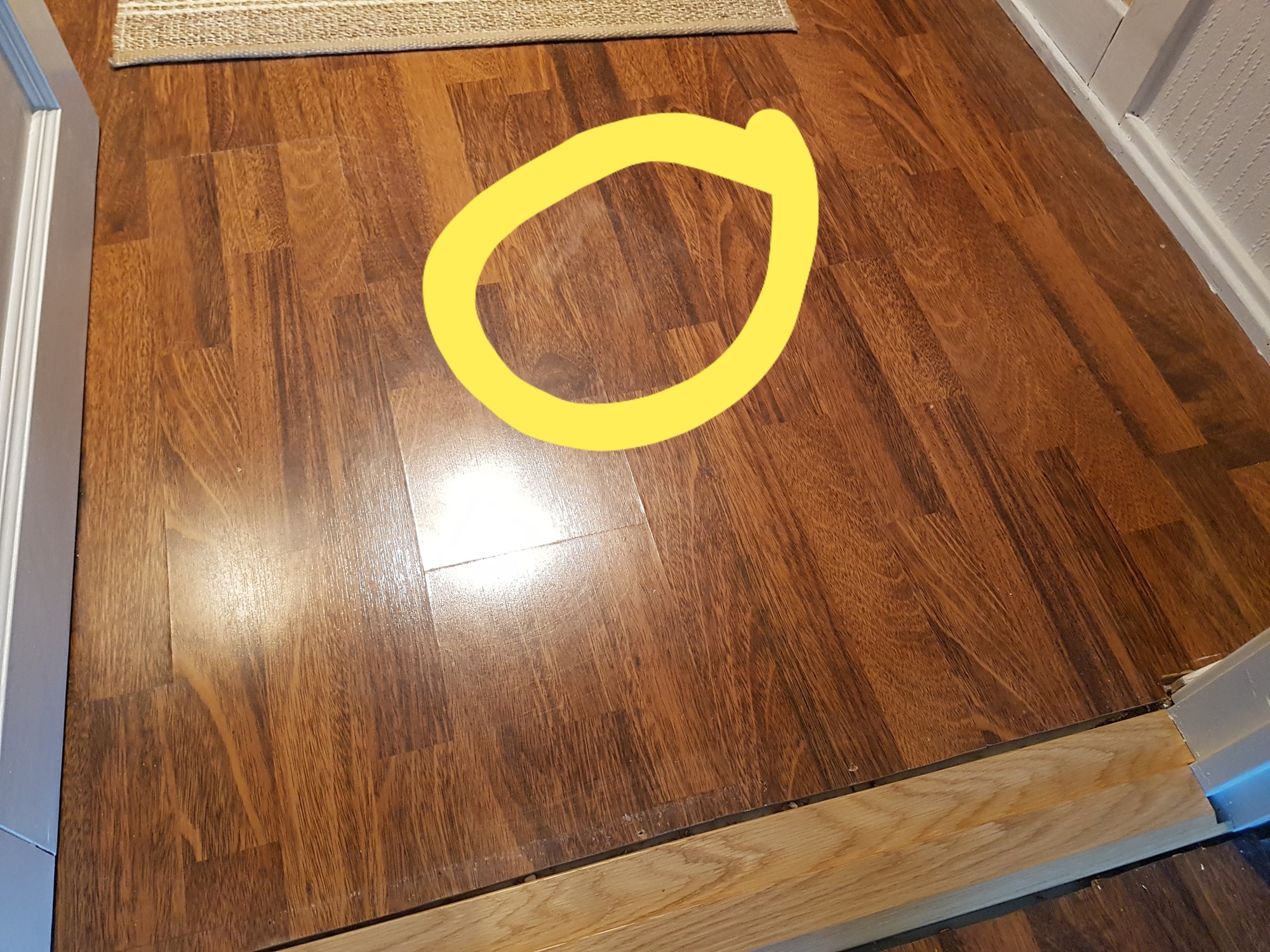 Hvordan fjerne flekk fra laminatgulv? - ByggeBolig