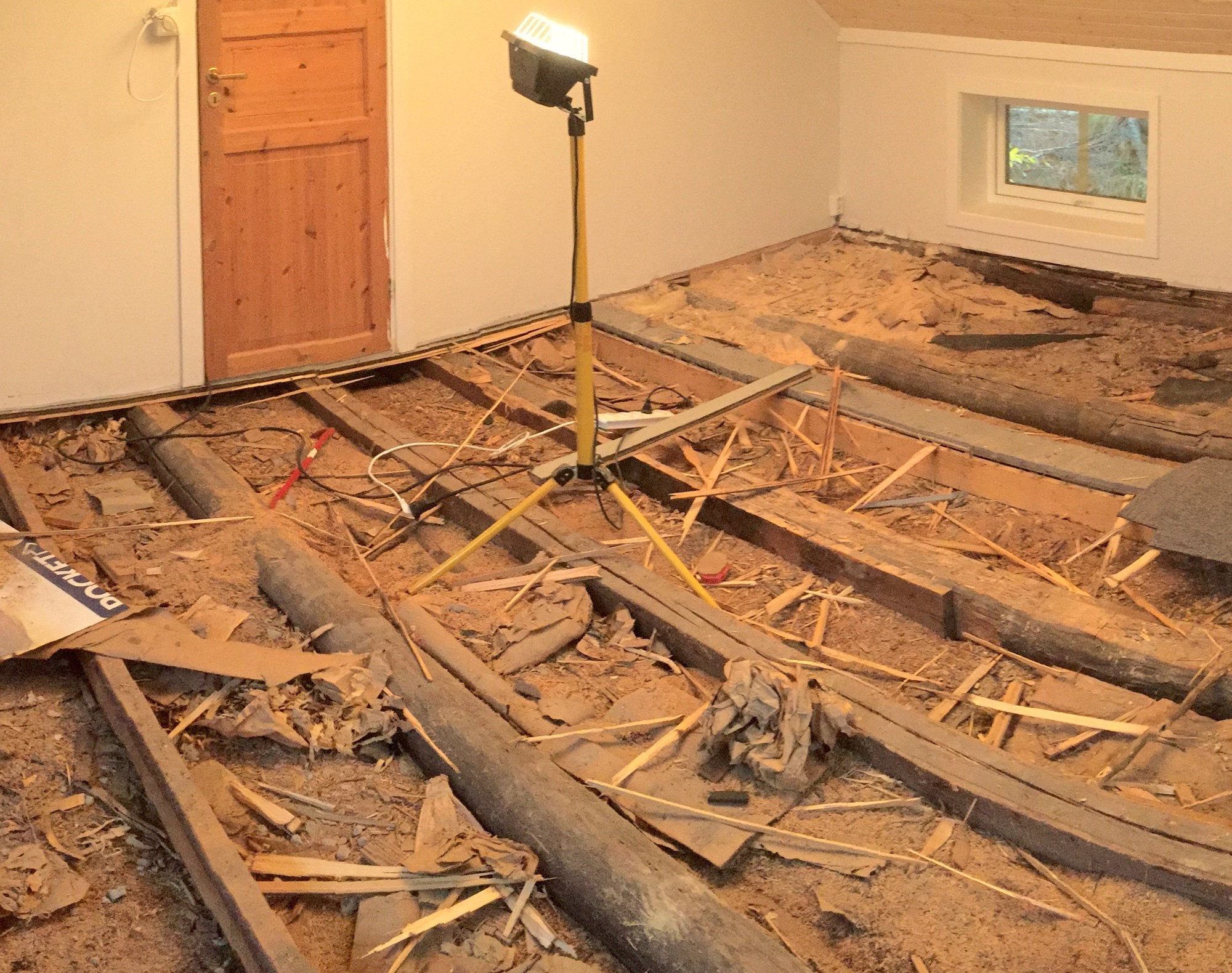 Rette opp gulv, gammelt hus, runde stokker - ByggeBolig