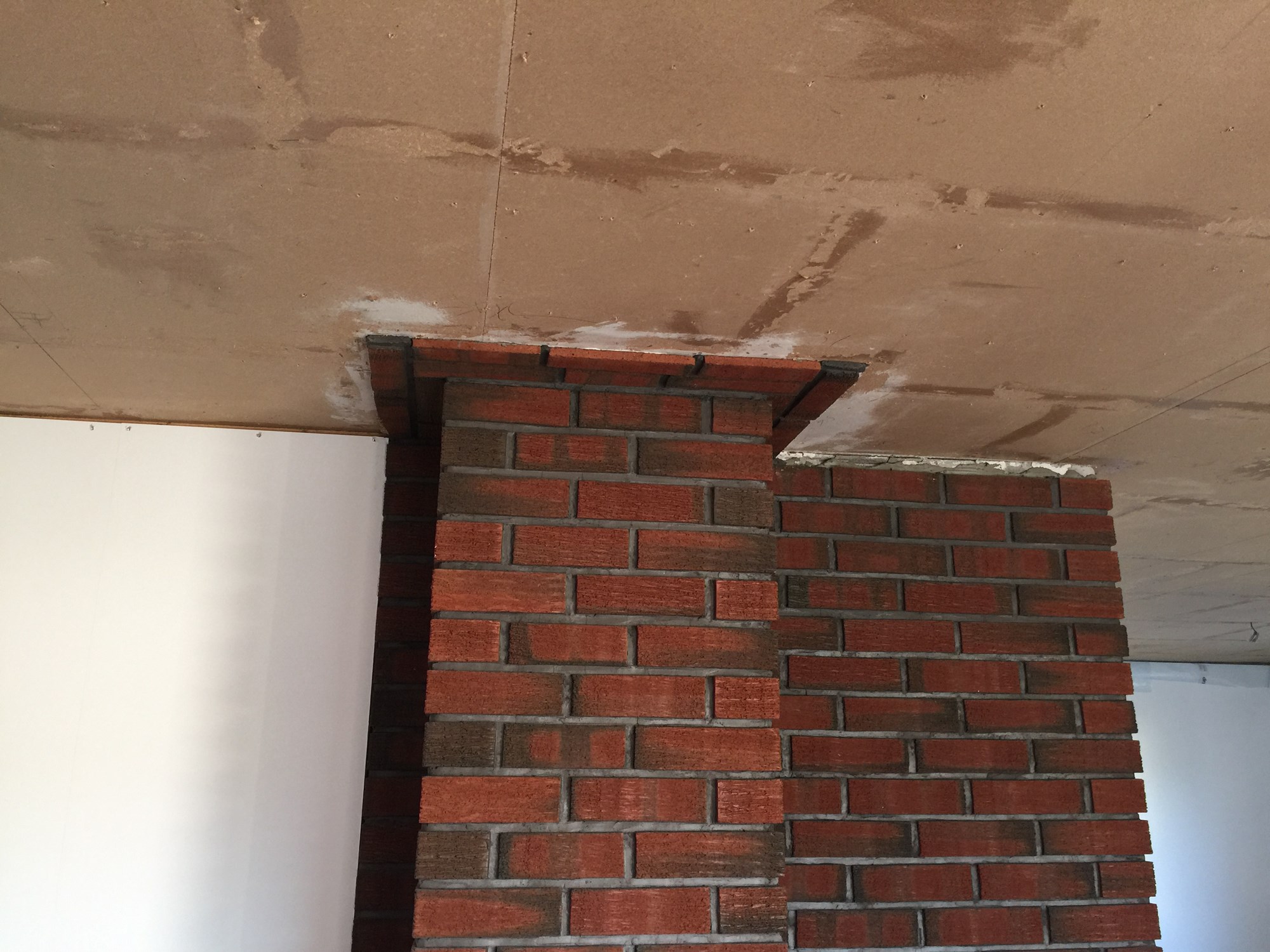 Overgang mellom murstein og gips i himling - ByggeBolig