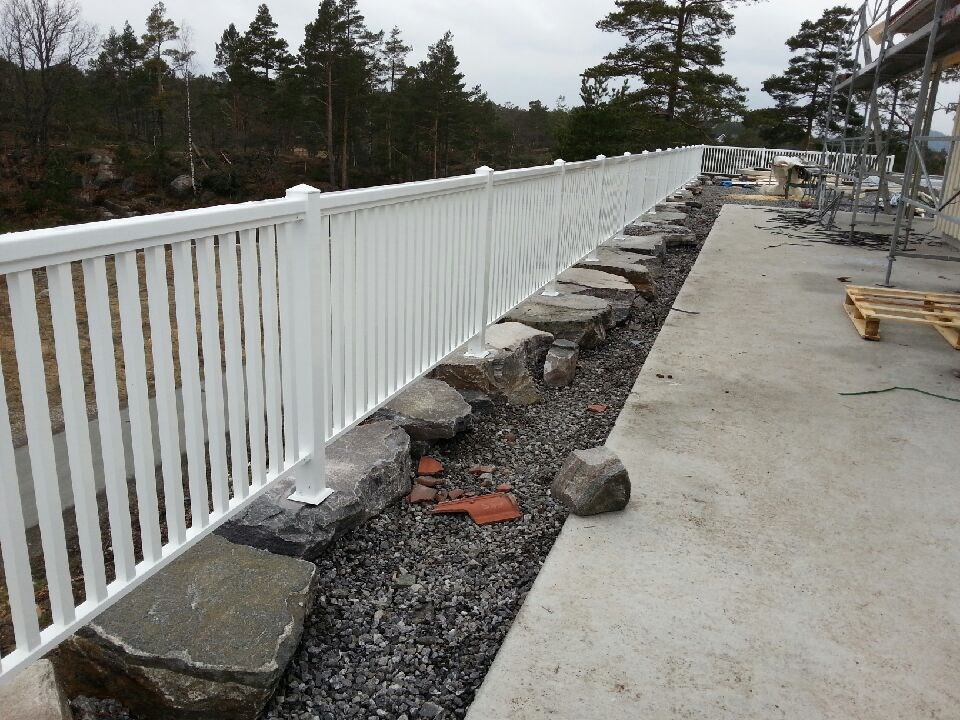 Feste gjerde rett på natursteinsmur. - ByggeBolig