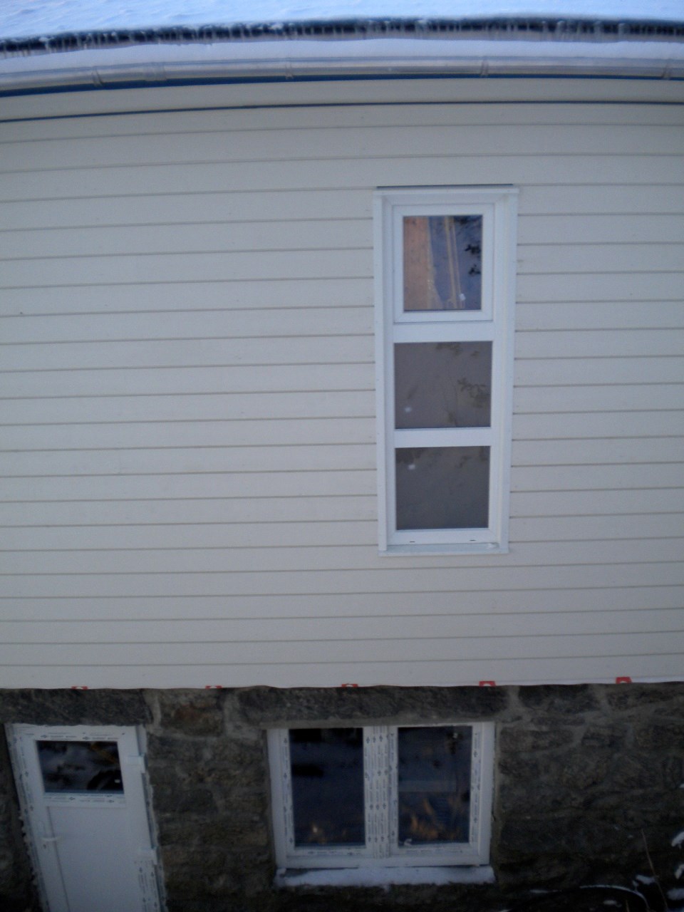 Stående høyt vindu på bad - ByggeBolig