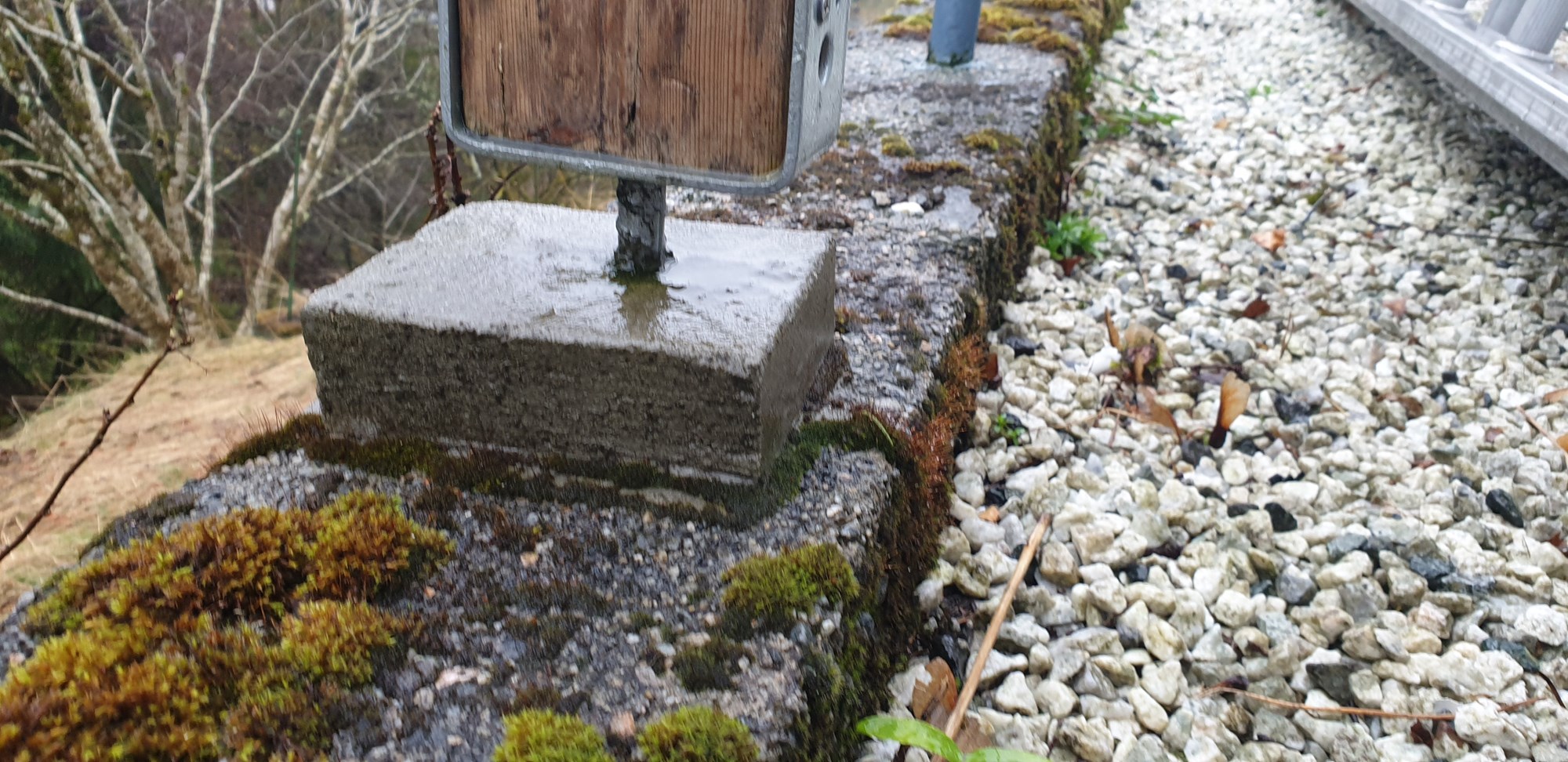 Gjerde på gammel mur - ByggeBolig