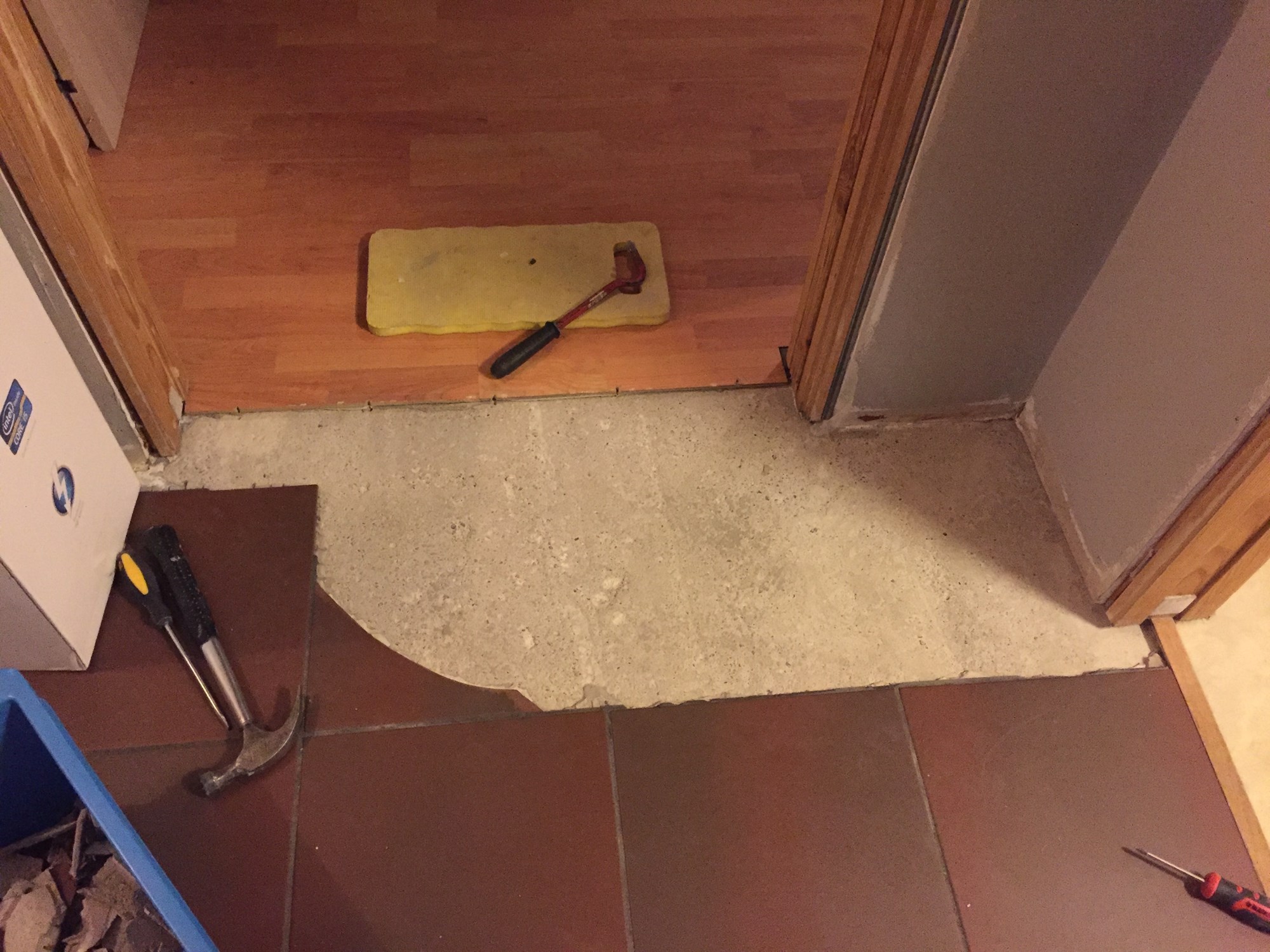 Fjerne fliser og legge nytt gulv - ByggeBolig