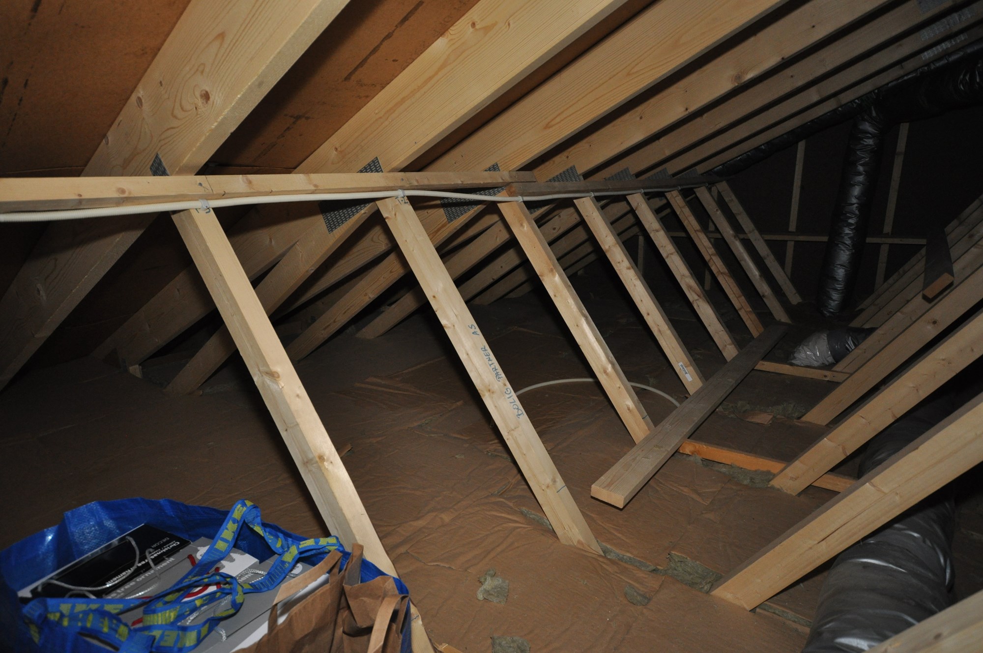 Legge gulv for lagring av saker og ting på kaldloft - ByggeBolig