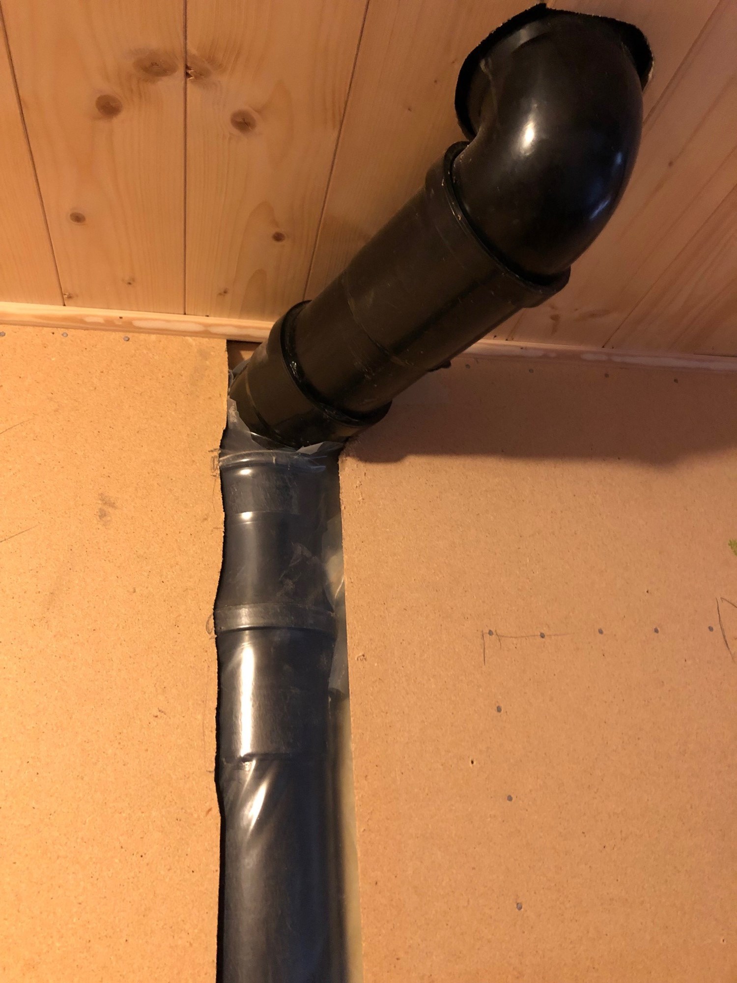 Fuktig ved gulv i kjeller rundt avløpsrør - ByggeBolig