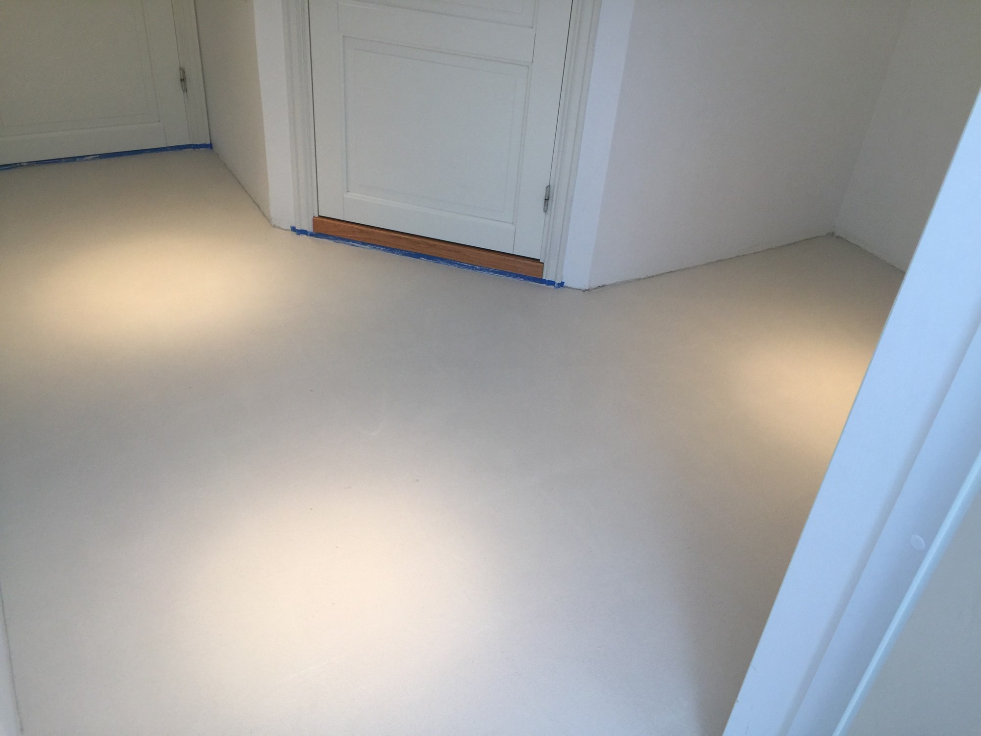 Mikrosement på malte gulvfliser bad - ByggeBolig