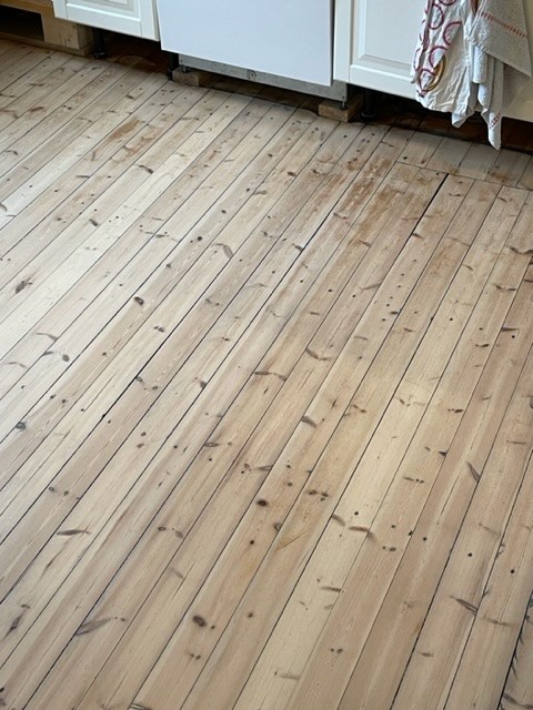 Gulbrune flekker på gulv etter lakkering - ByggeBolig