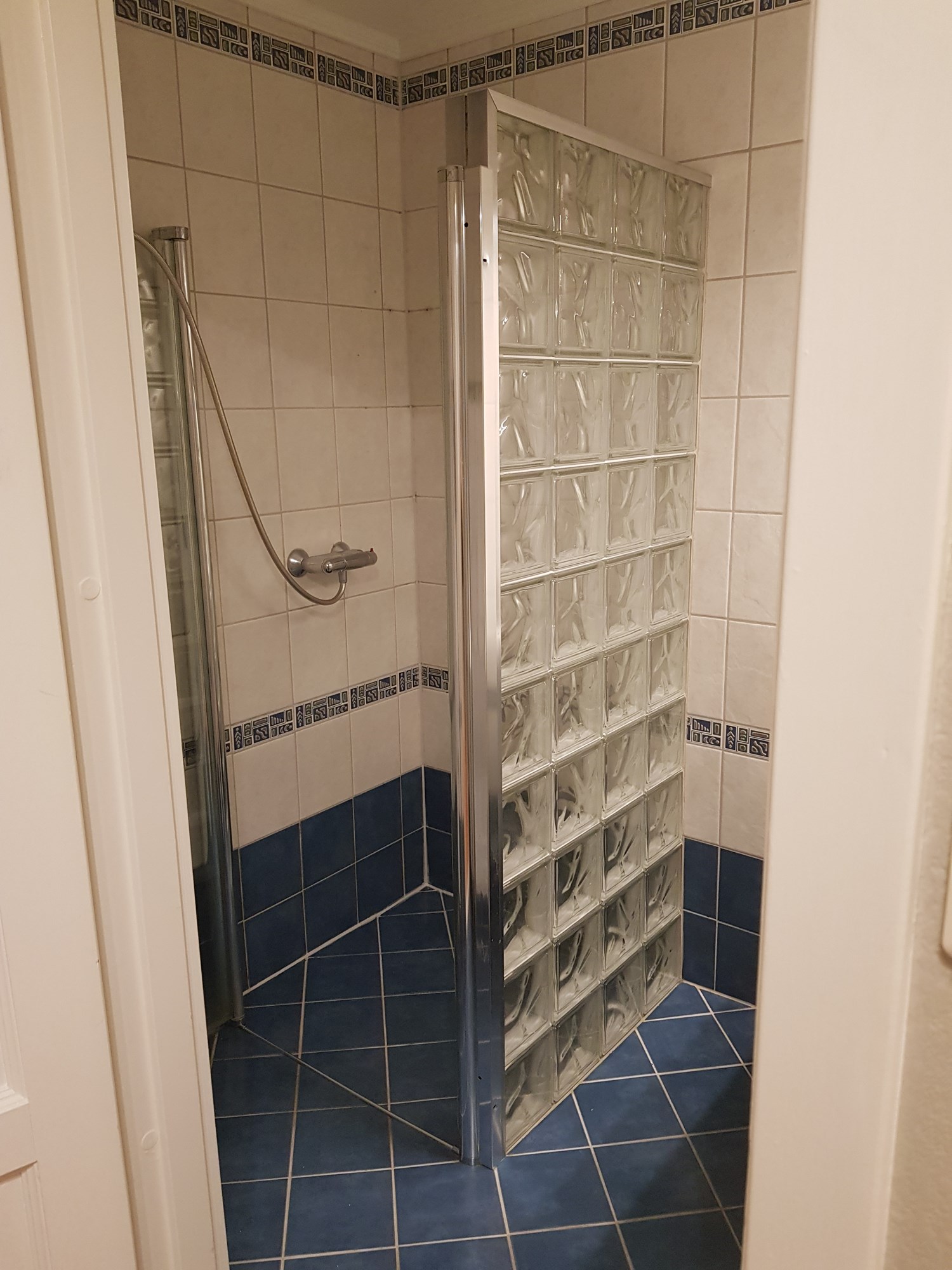 Bytte ut "integrert" dusj med dusjkabinett - ByggeBolig