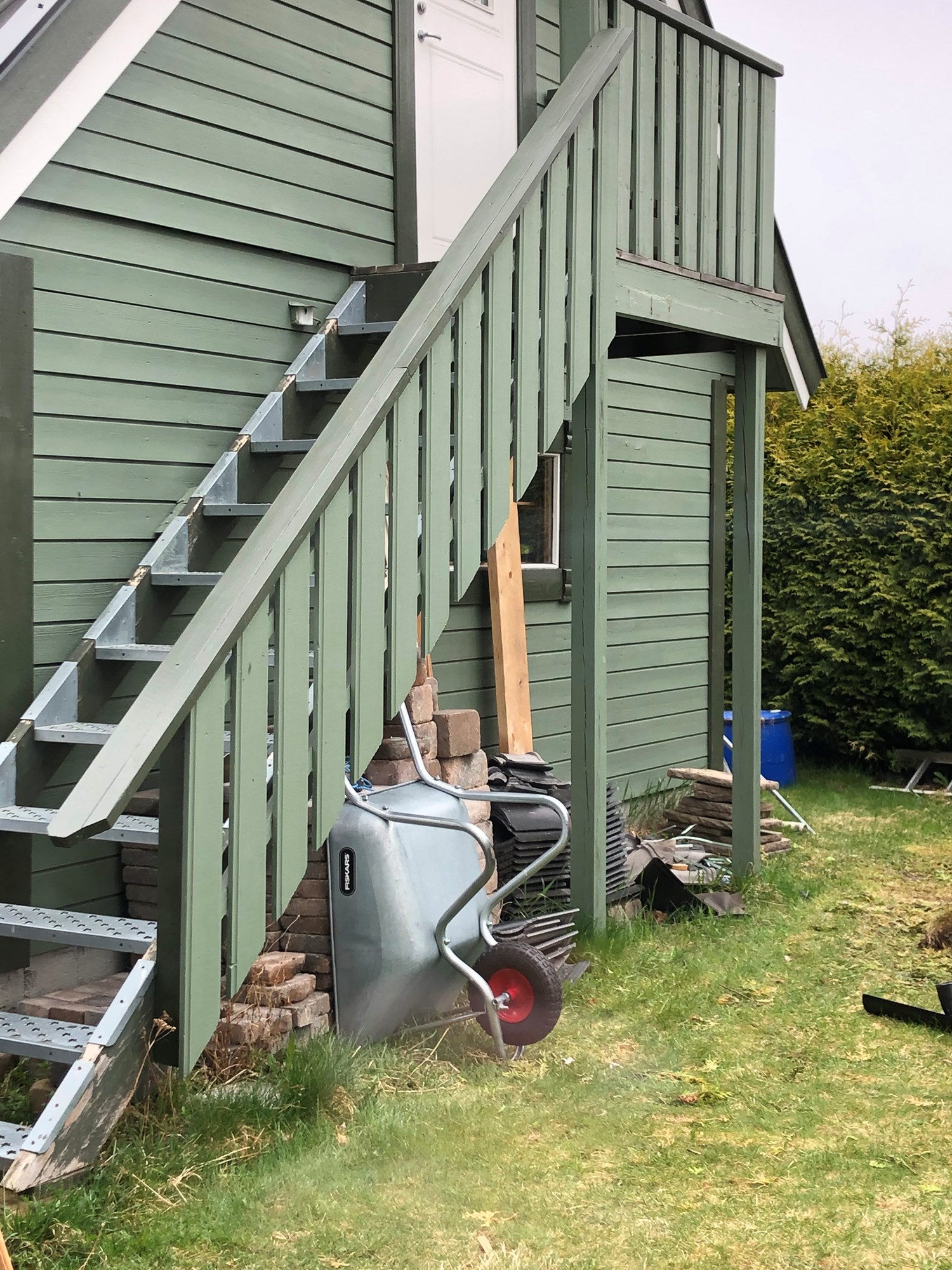 Uthus under utetrapp - ByggeBolig