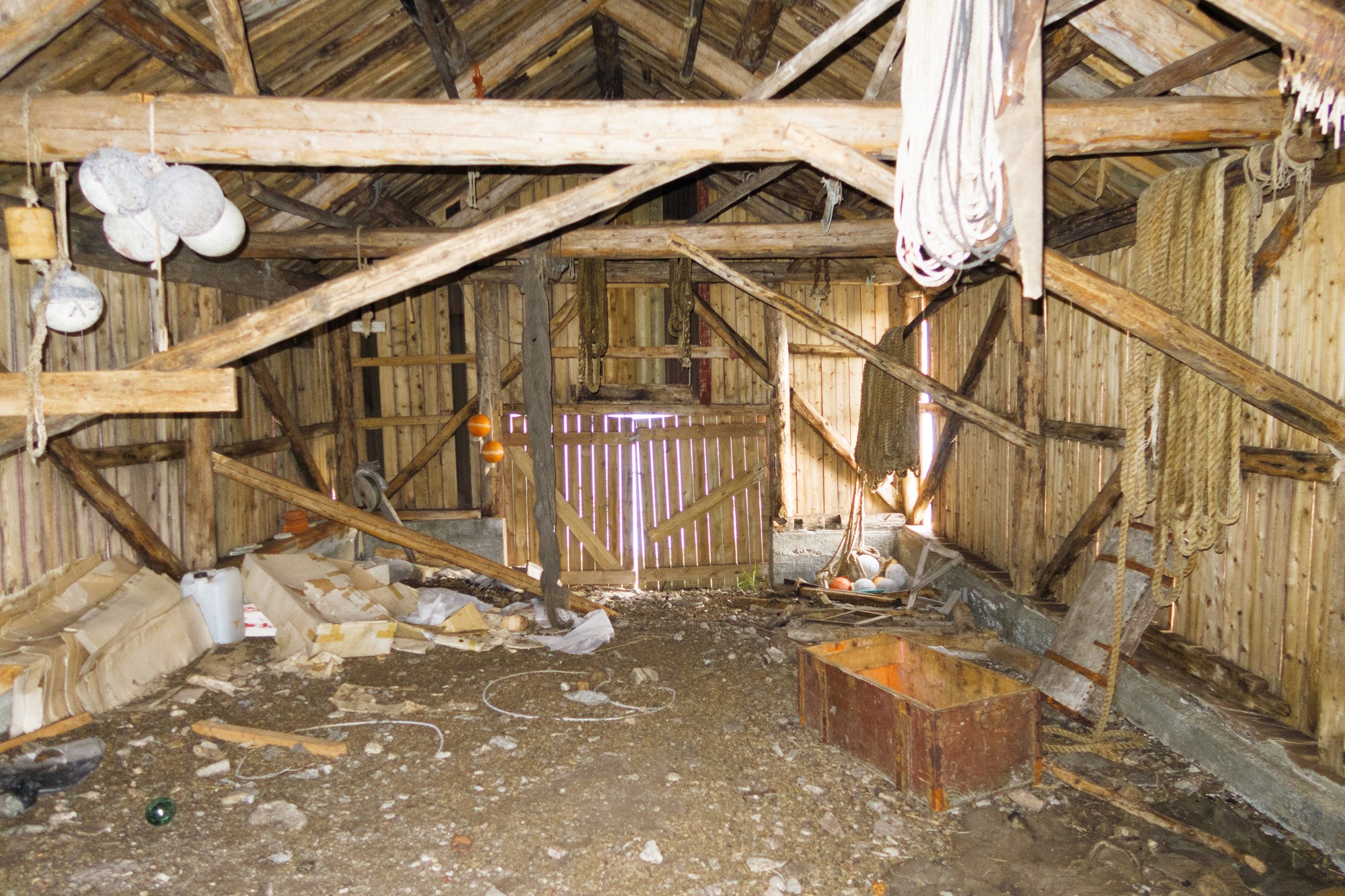 Bygge gulv i naust som har jordgulv - ByggeBolig