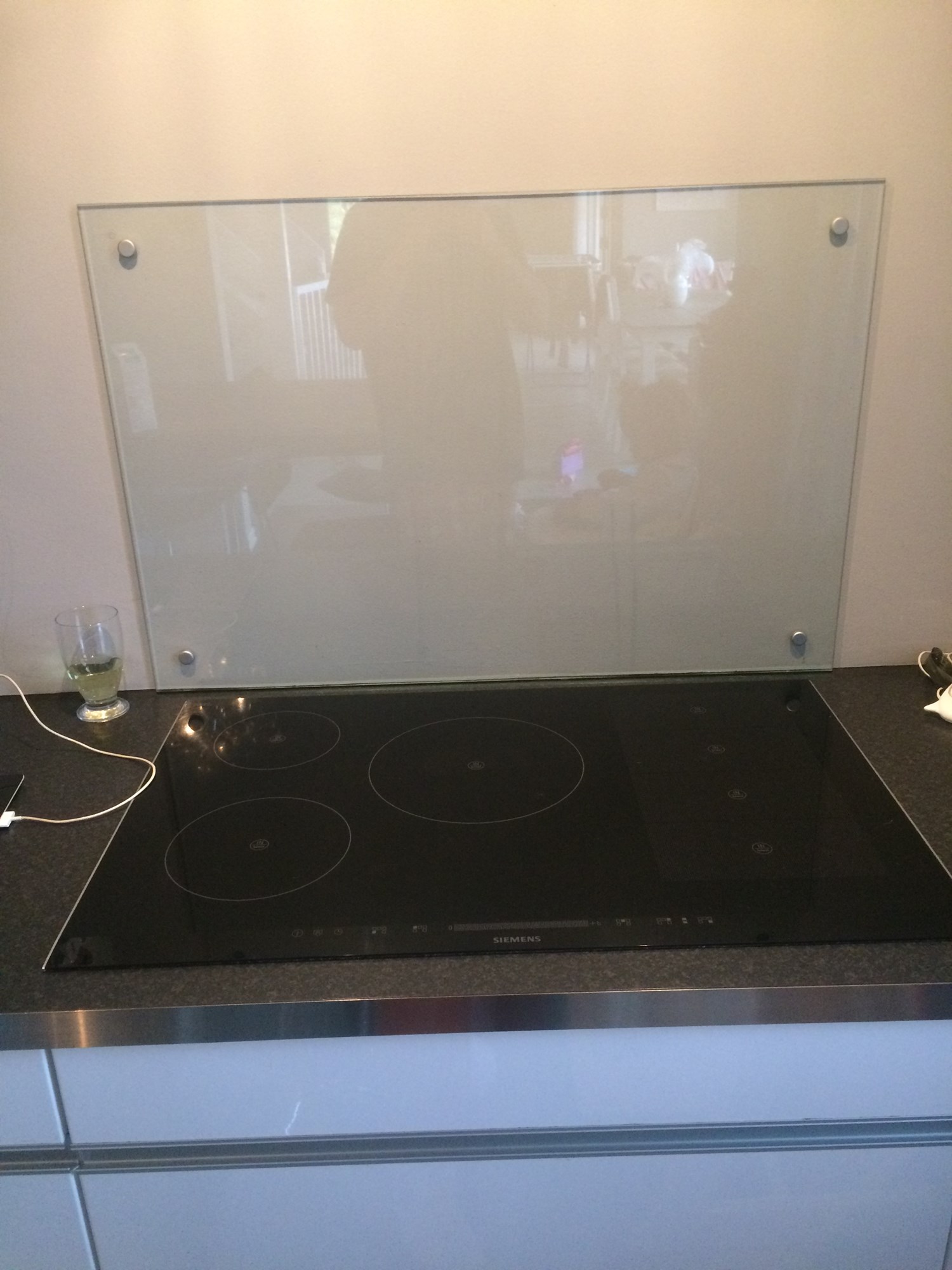 Gjennomsiktig glass bak platetopp og vask - ByggeBolig