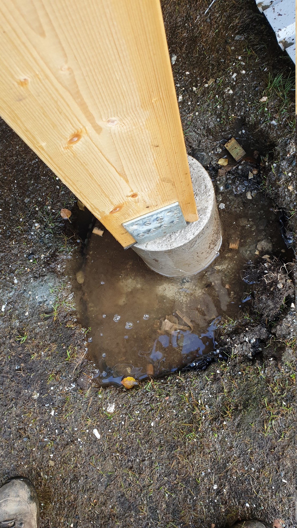 Flyter over av vann rundt fundament for veranda - ByggeBolig