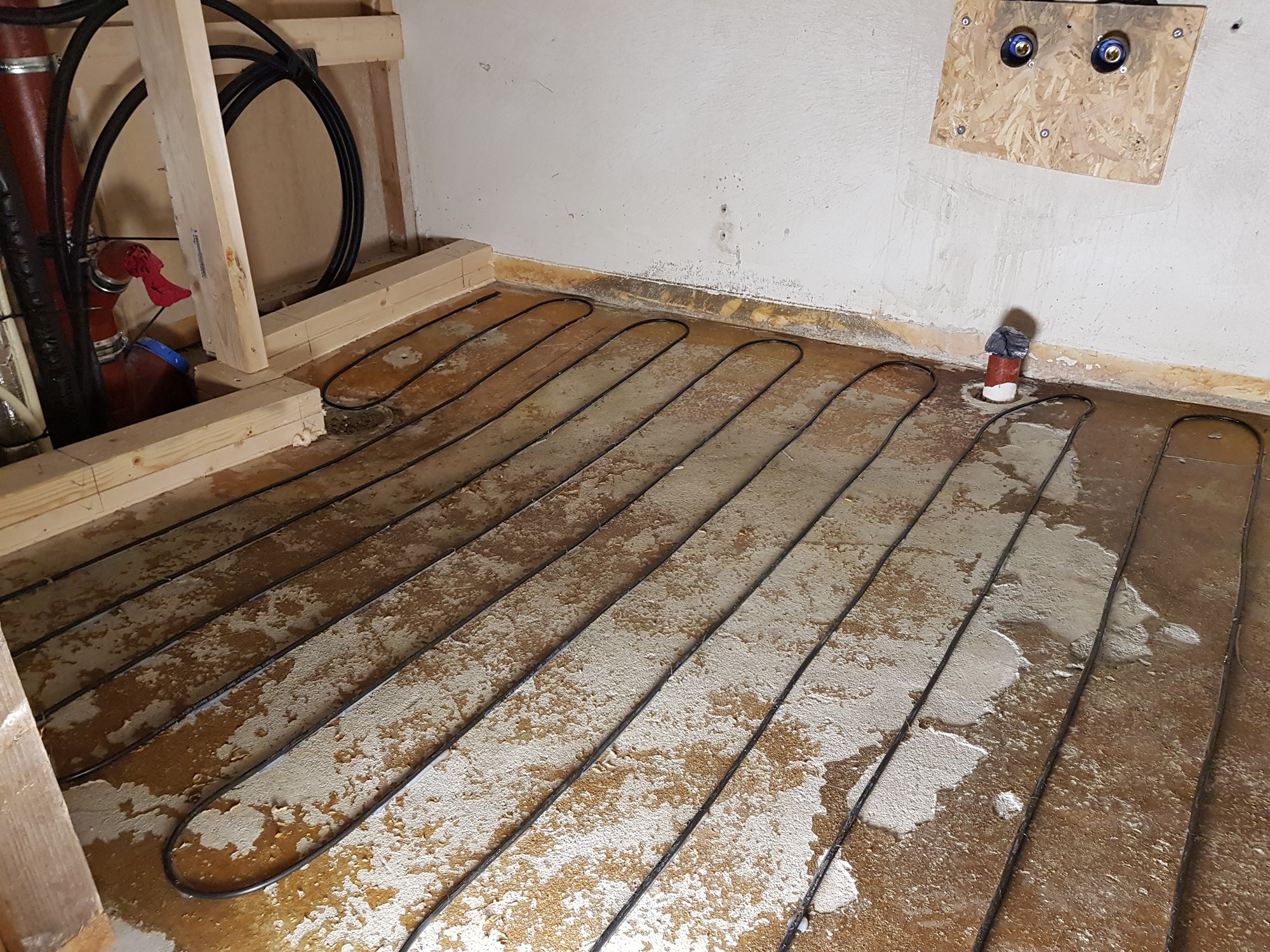 Skevt gulv med kabler og avrettningsmasse - ByggeBolig
