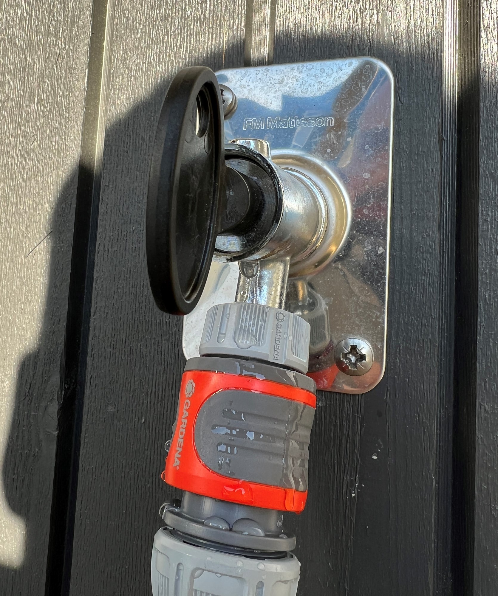 Tilbakestrømming fra slangetrommel spruter ut av utekran - ByggeBolig