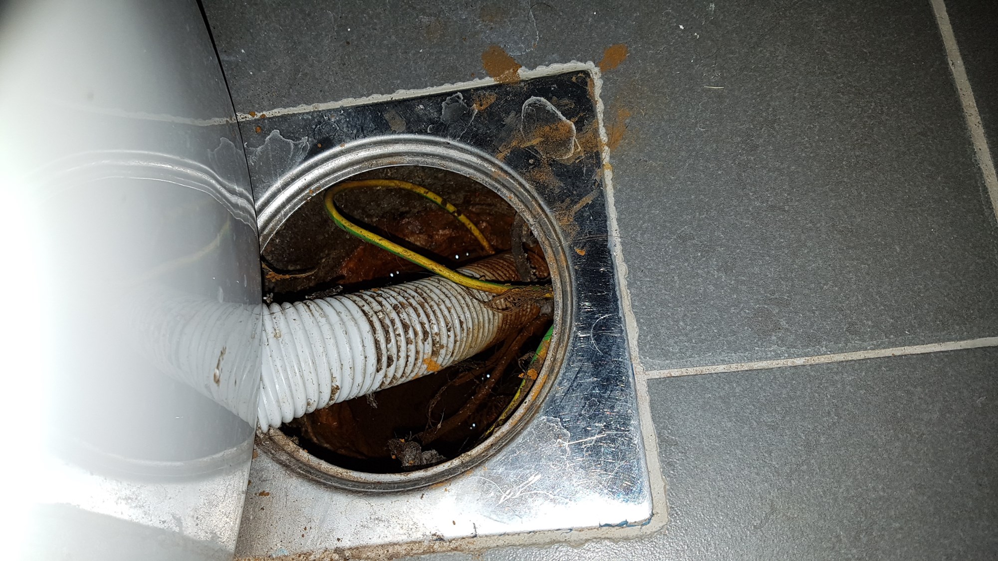 skifte gammel sluk og avløpsrør uten pigg opp hele badet - ByggeBolig