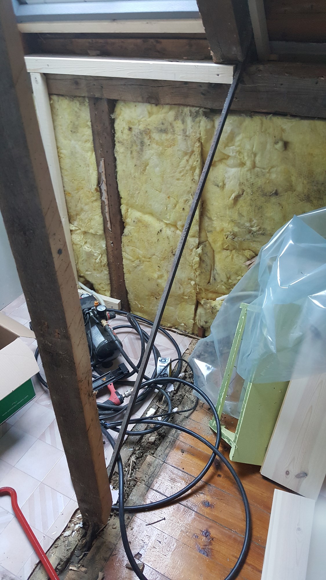 Fjerne metallstag mellom vegg og gulv - ByggeBolig