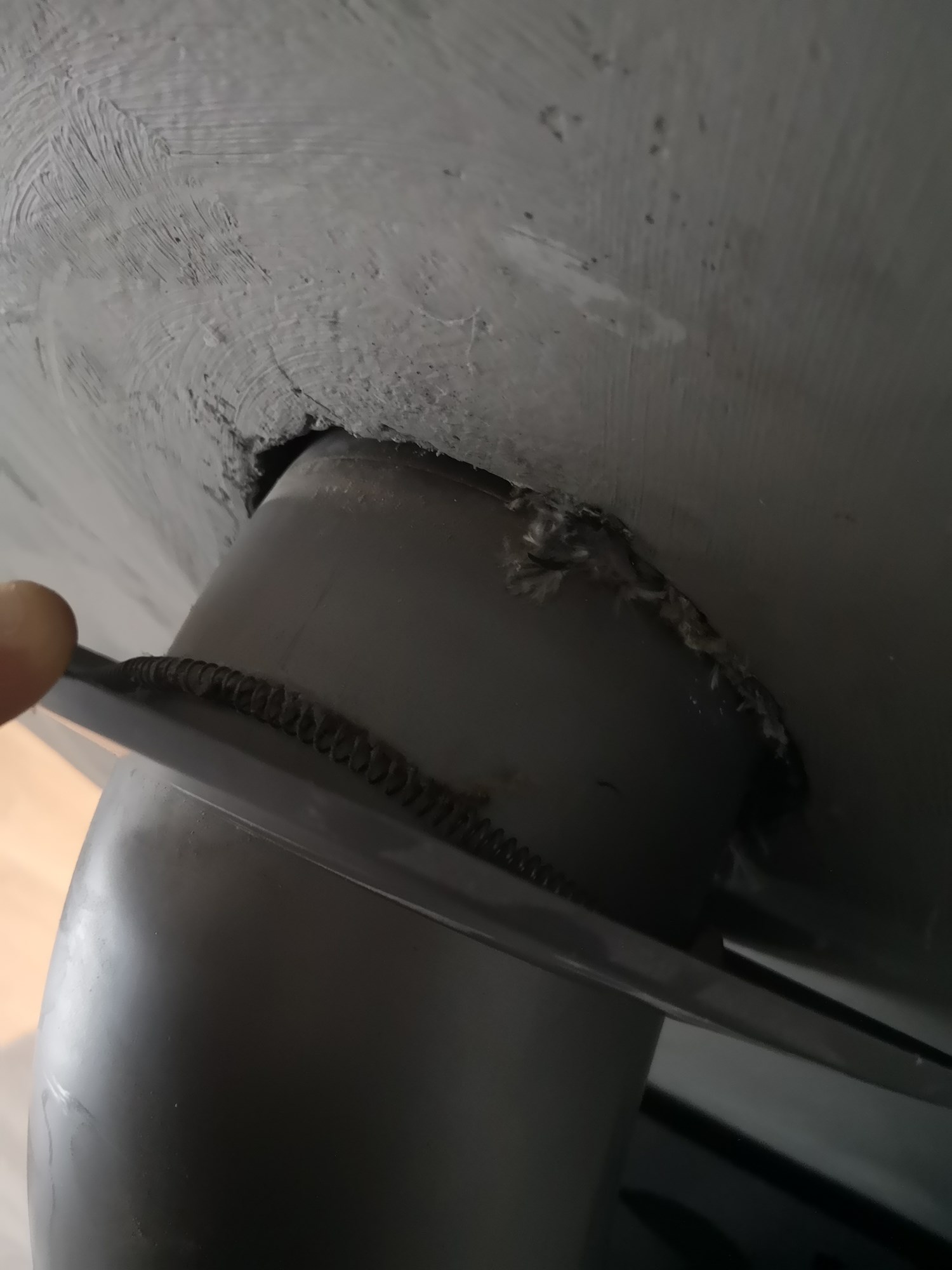 Male vegg bak vedovn - ByggeBolig