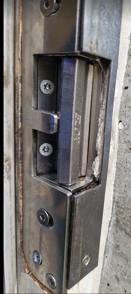 Justering av dør med elektrisk sluttstykke - ByggeBolig