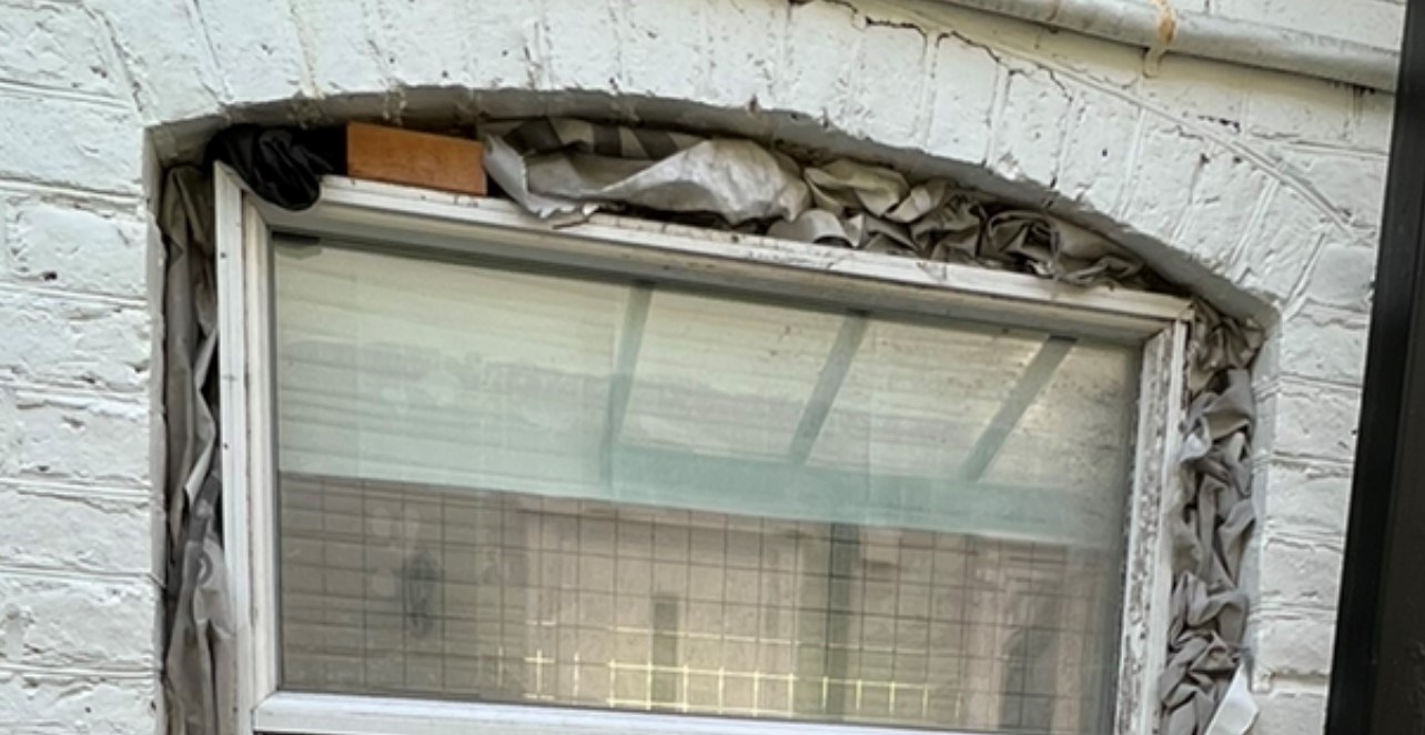 Tette rundt firkantet vindu i lysåpning med bue - fremgangsmåte ...