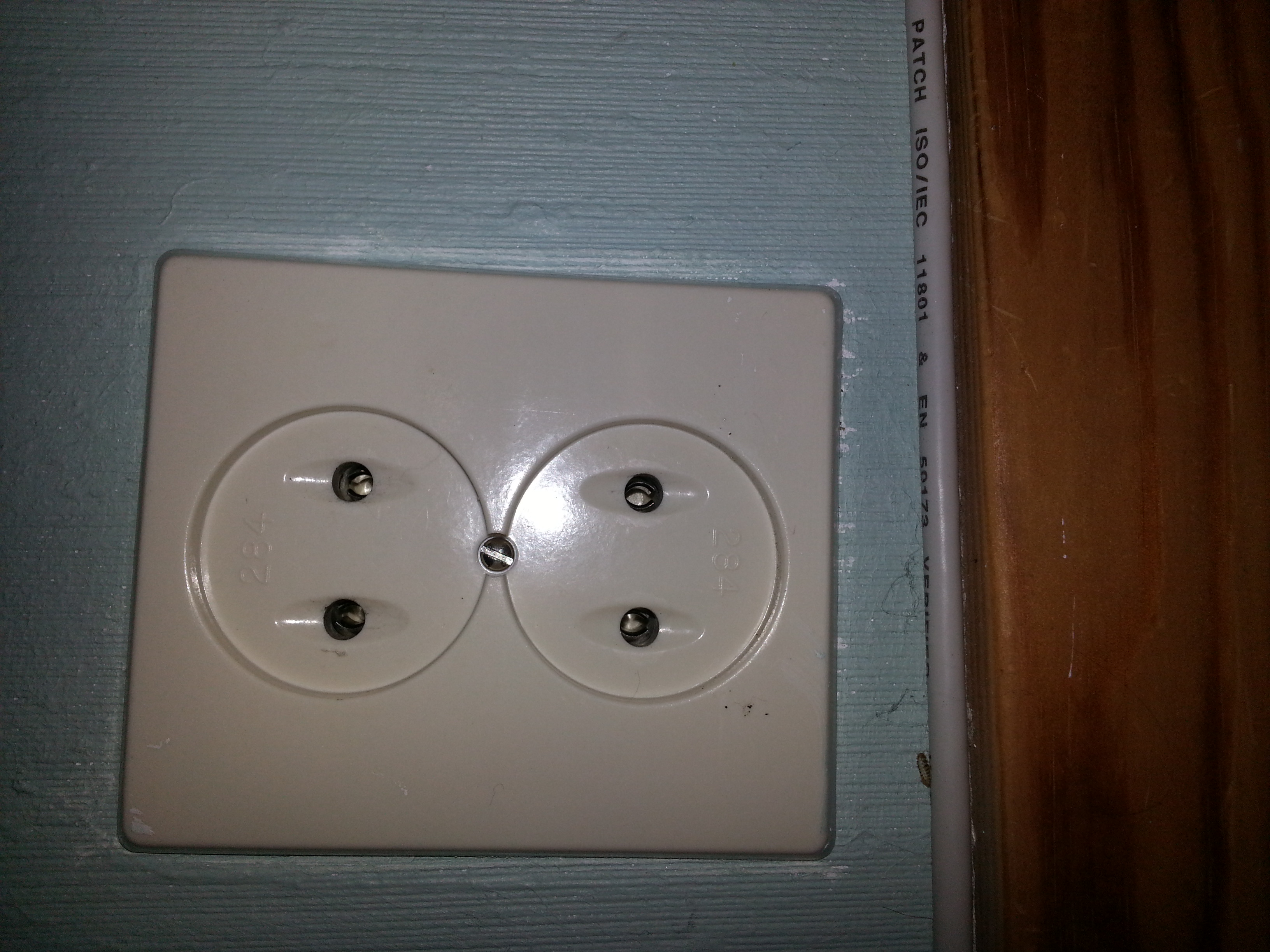 Gå videre fra stikkontakt skjultanlegg og montere utenpåliggende ...