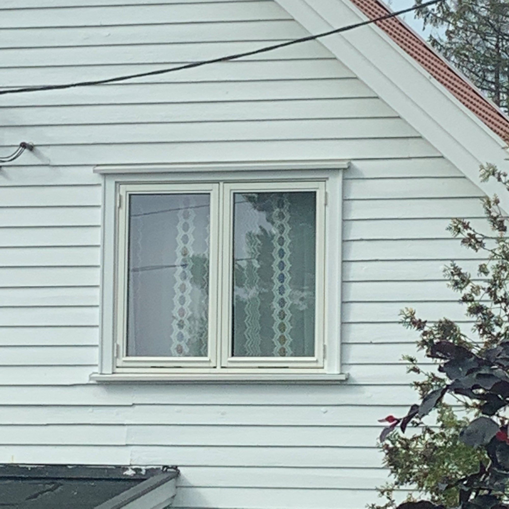 Hus malt i jotun letthet med vinduer/dører i bomull - ByggeBolig