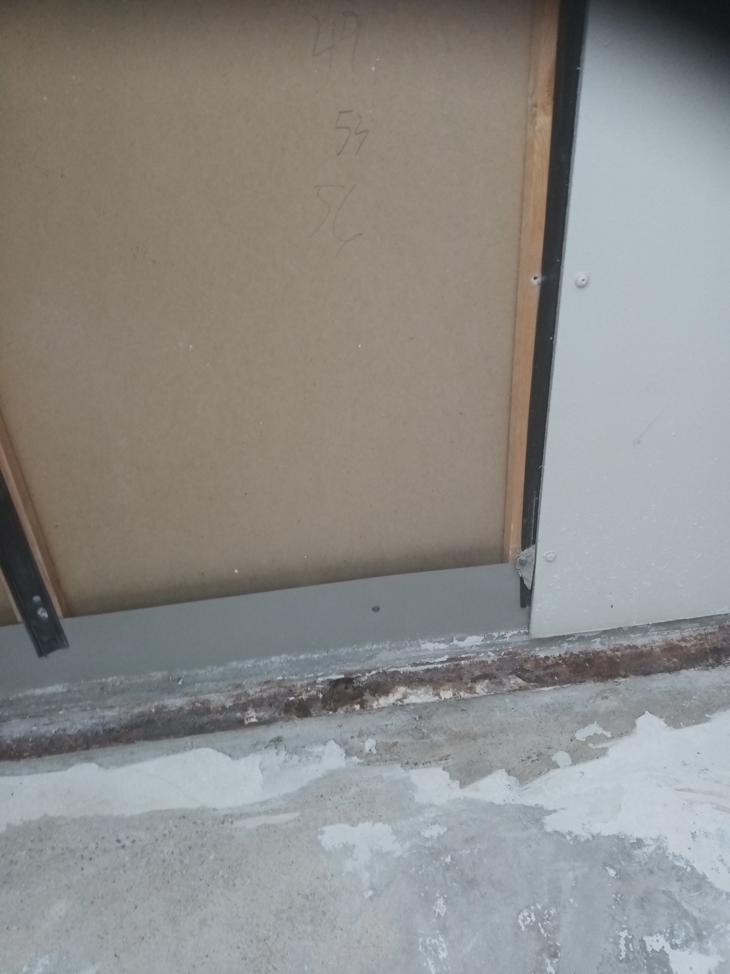 Beslag på vegg mot betong gulv - ByggeBolig