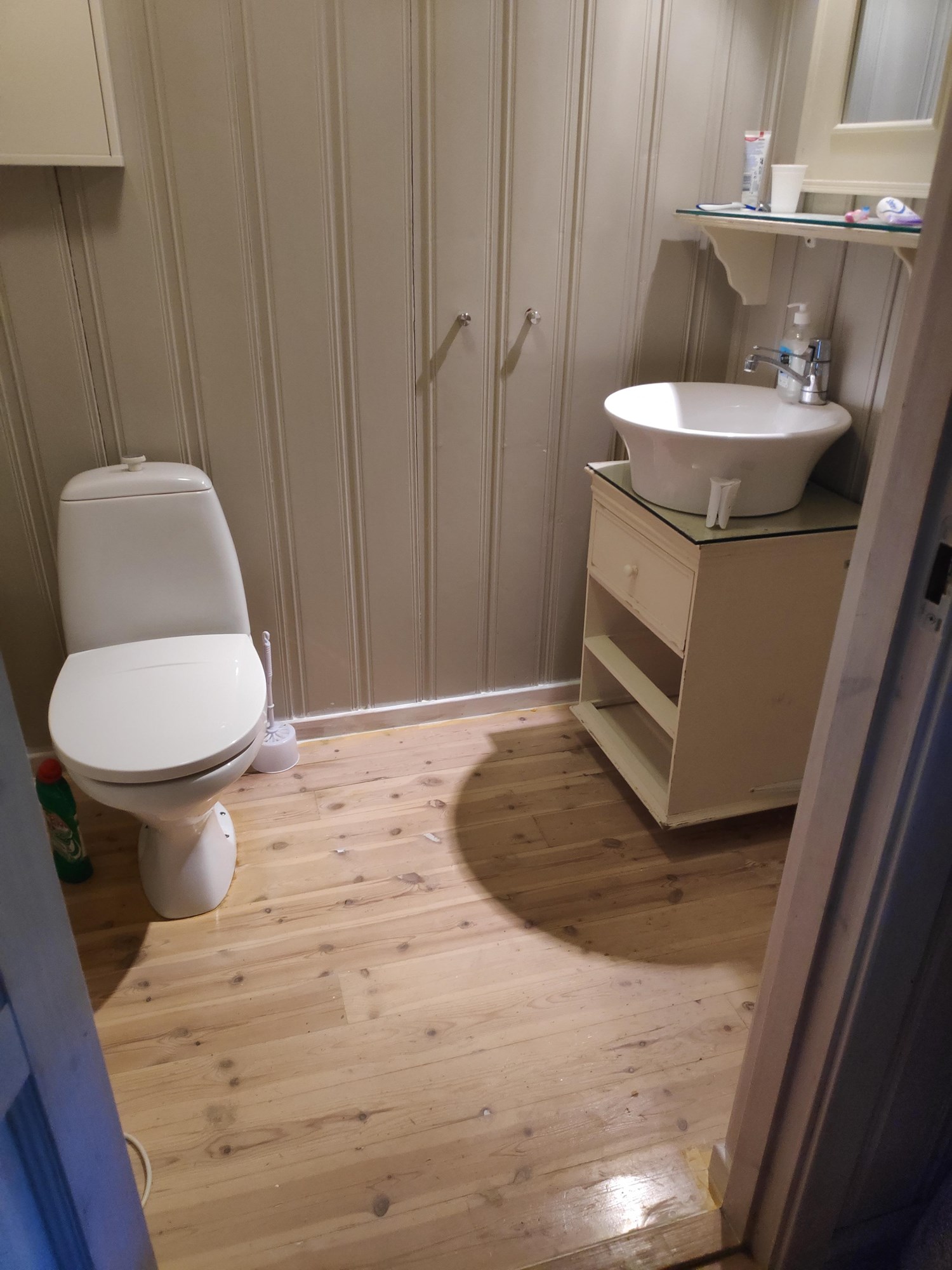 Gulv på lite toalett. Bytte eller legge nytt oppå ? - ByggeBolig