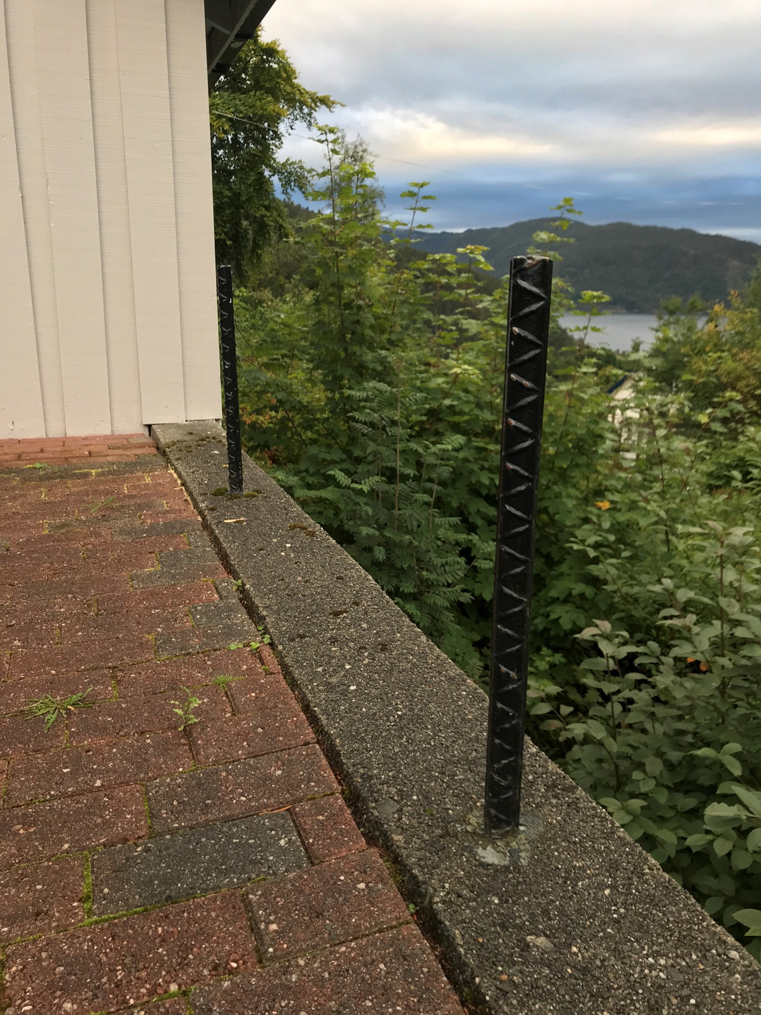 Stakittgjerde på mur - ByggeBolig