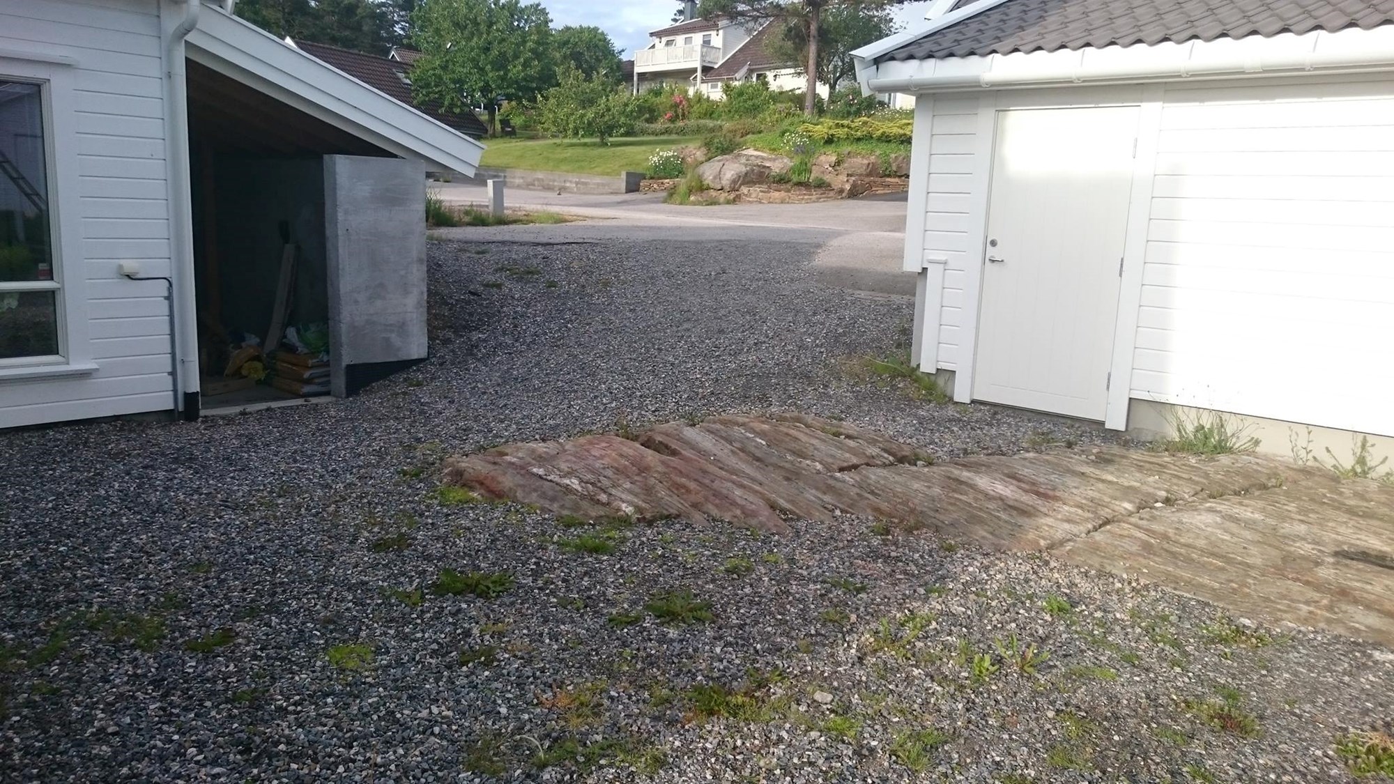 Rydde opp innkjørsel, støping og belegningsstein. - ByggeBolig