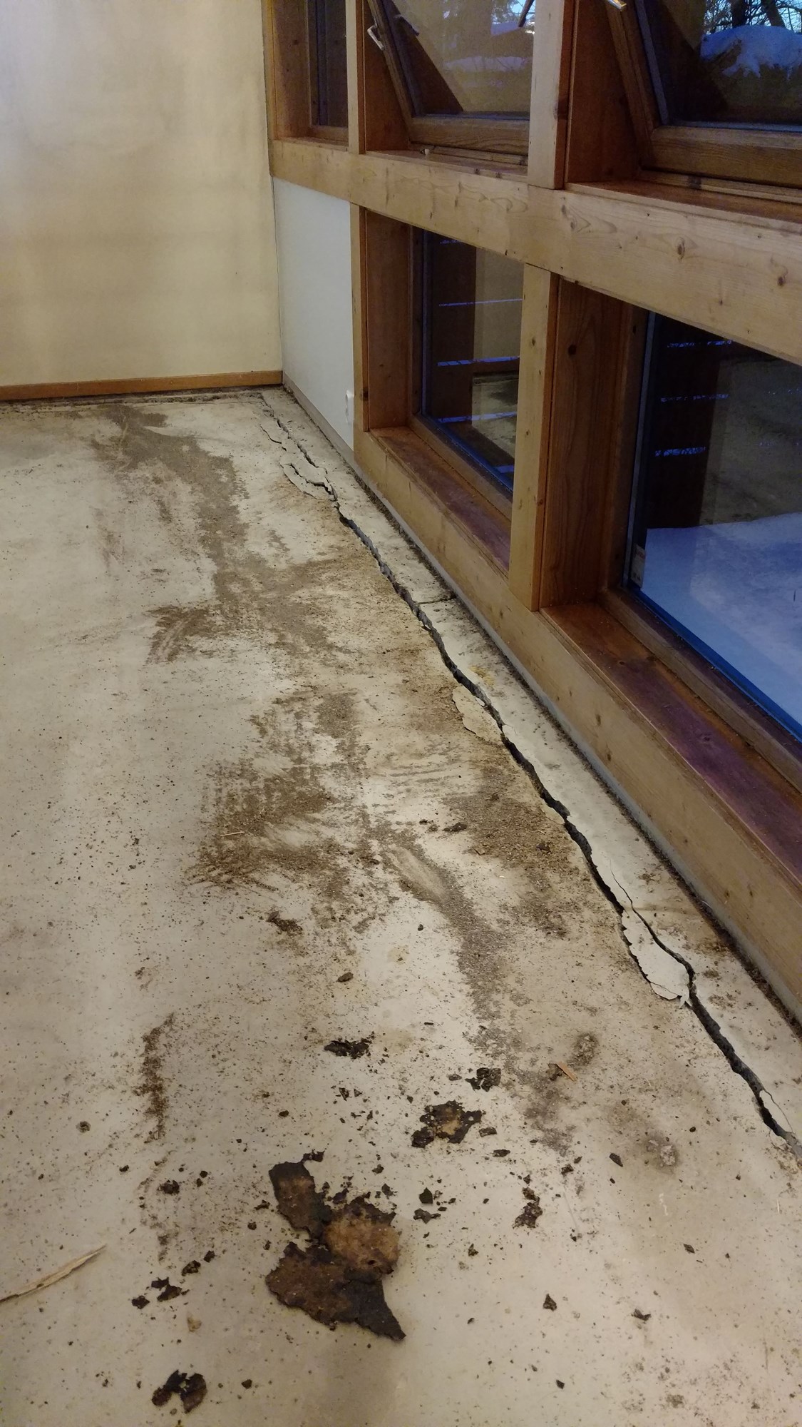 Setningsskader/konstruksjonsfeil på støpt gulv/mur? - ByggeBolig