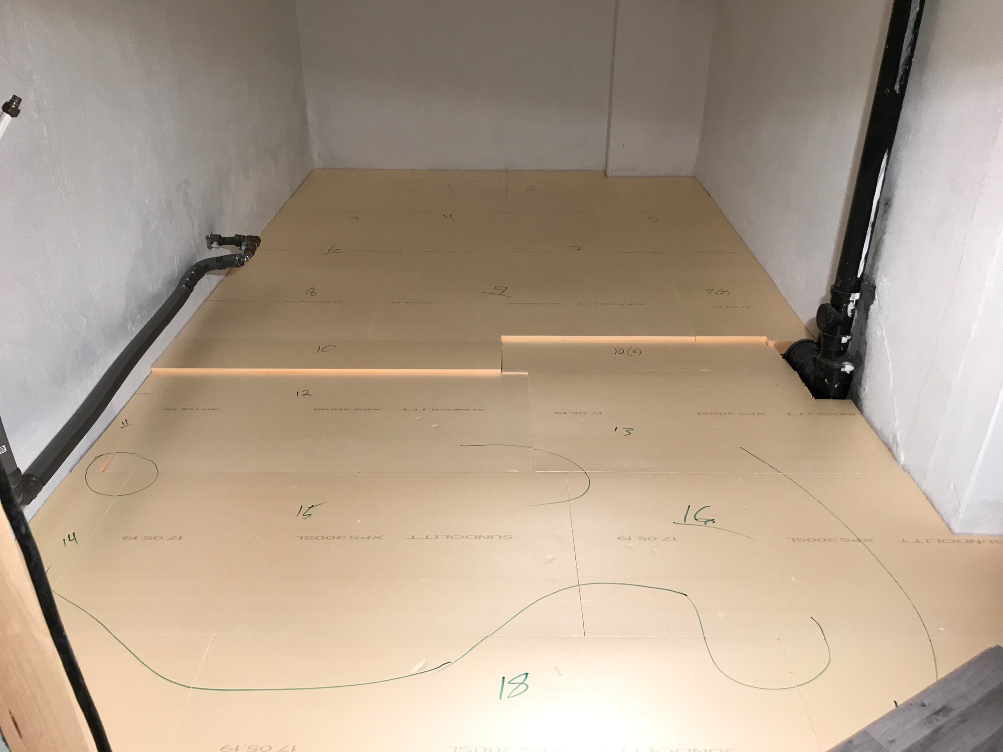 Flytende gulv i kjeller: Plast eller ikke? - ByggeBolig