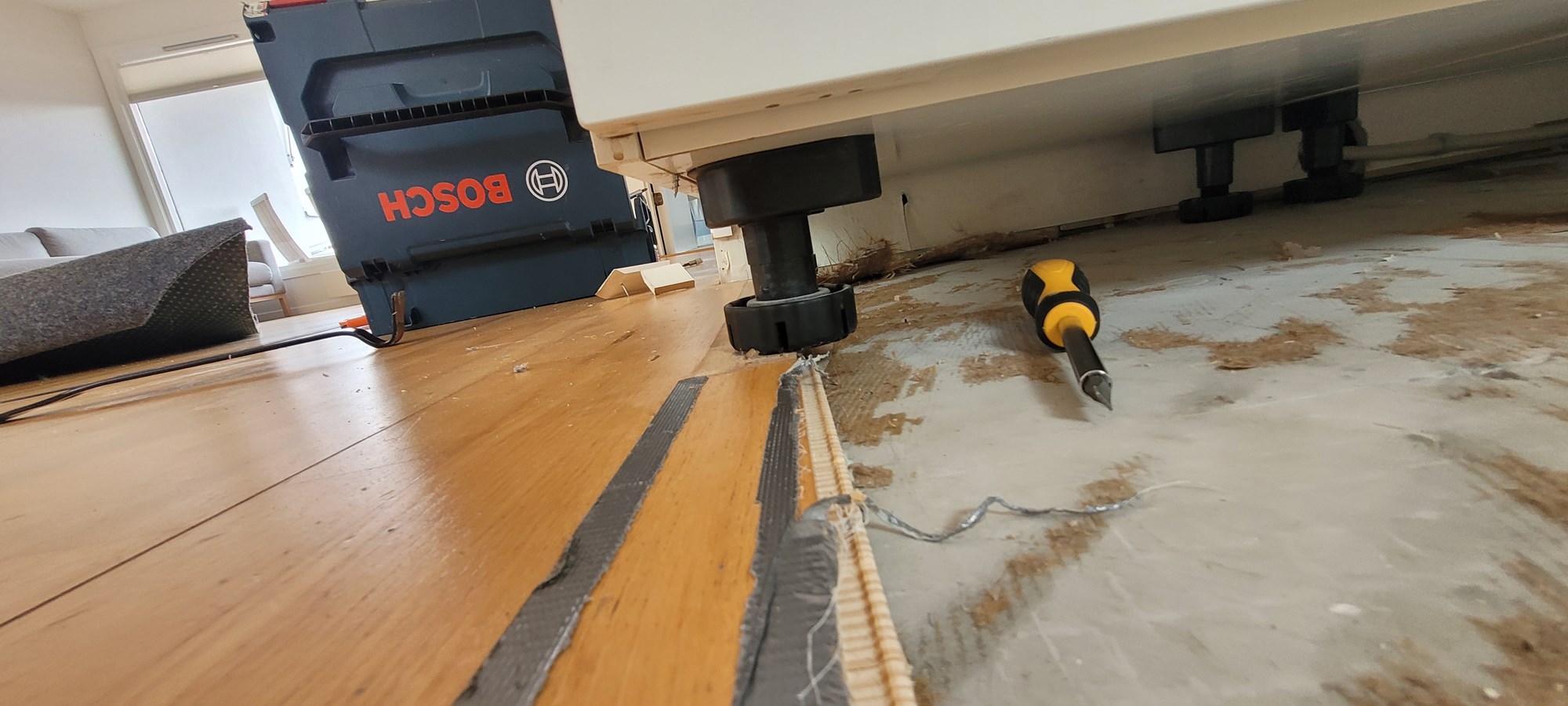 Legge nytt gulv inntil kjøkkeninnredning - ByggeBolig