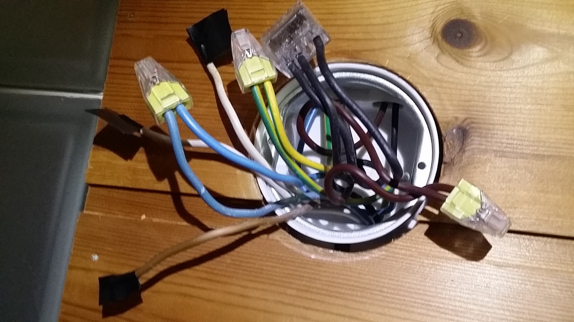 Montere stikkontakt i koblingsboks - ByggeBolig