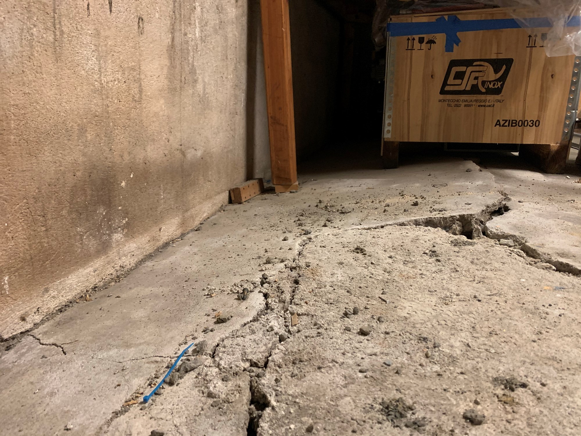 Setninger / kjeller som sprekker i gulv - ByggeBolig